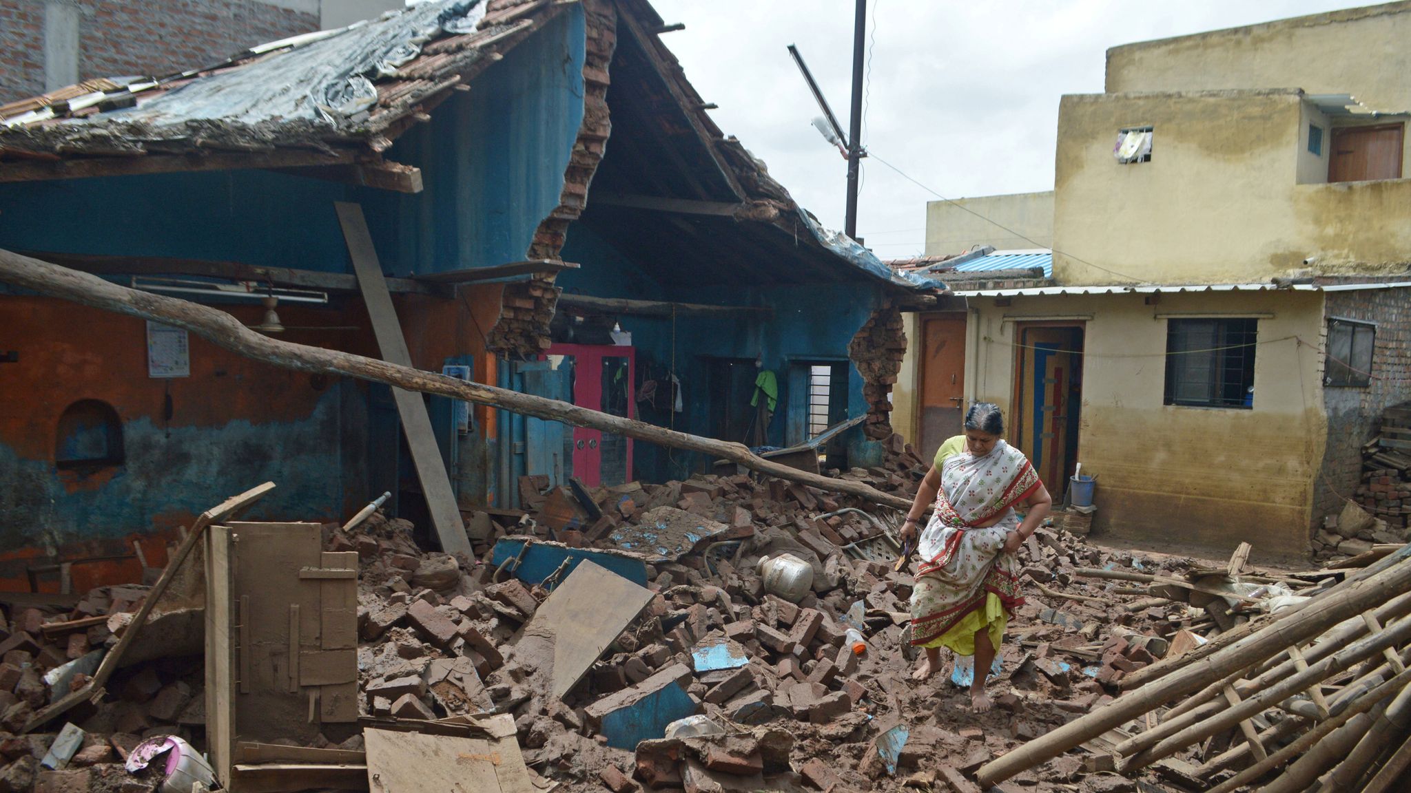 India floods: 165 feared dead and nearly a million flee their homes ...