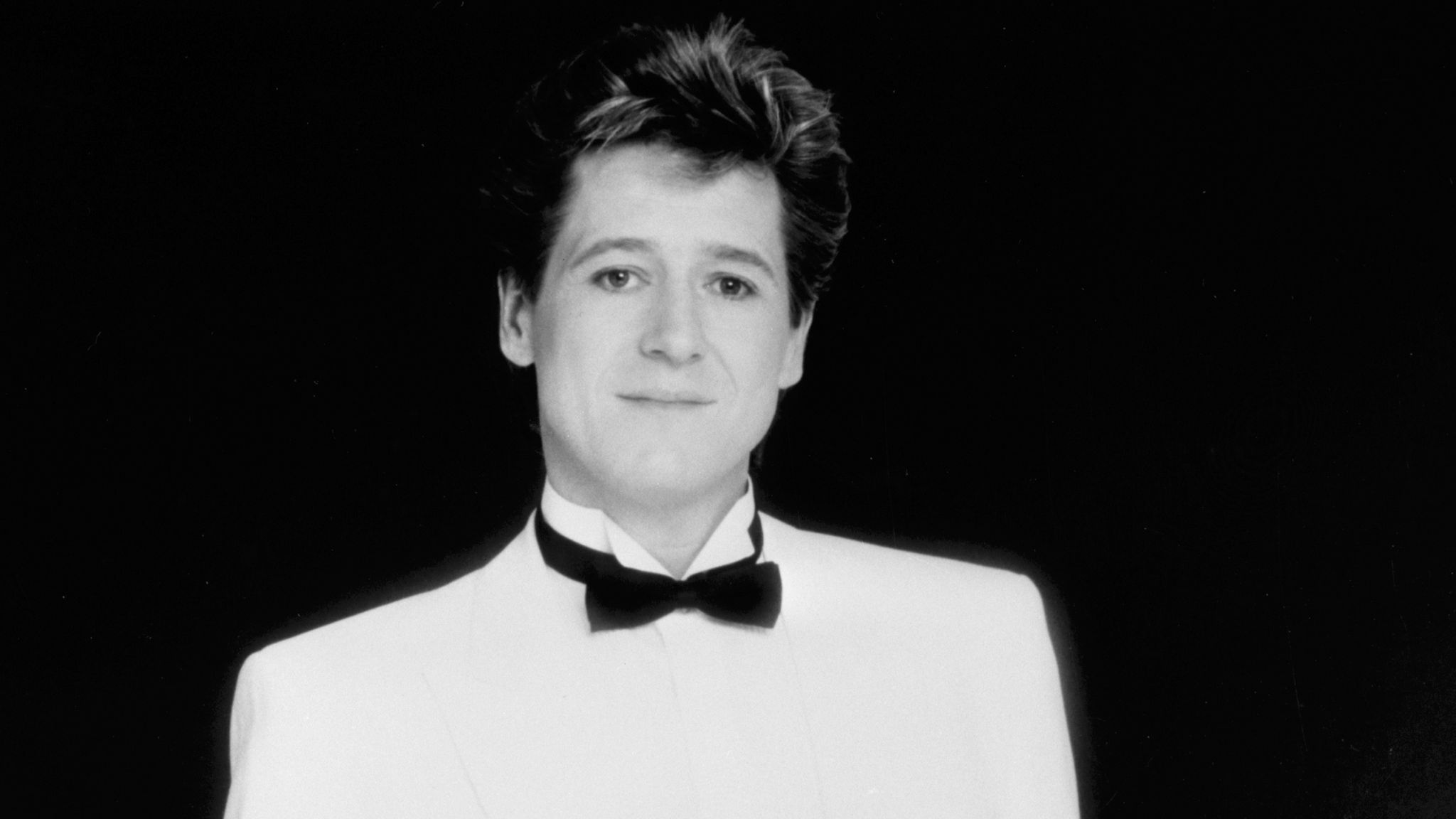 Entertainer Joe Longthorne dies in husband's arms clutching rosary ...