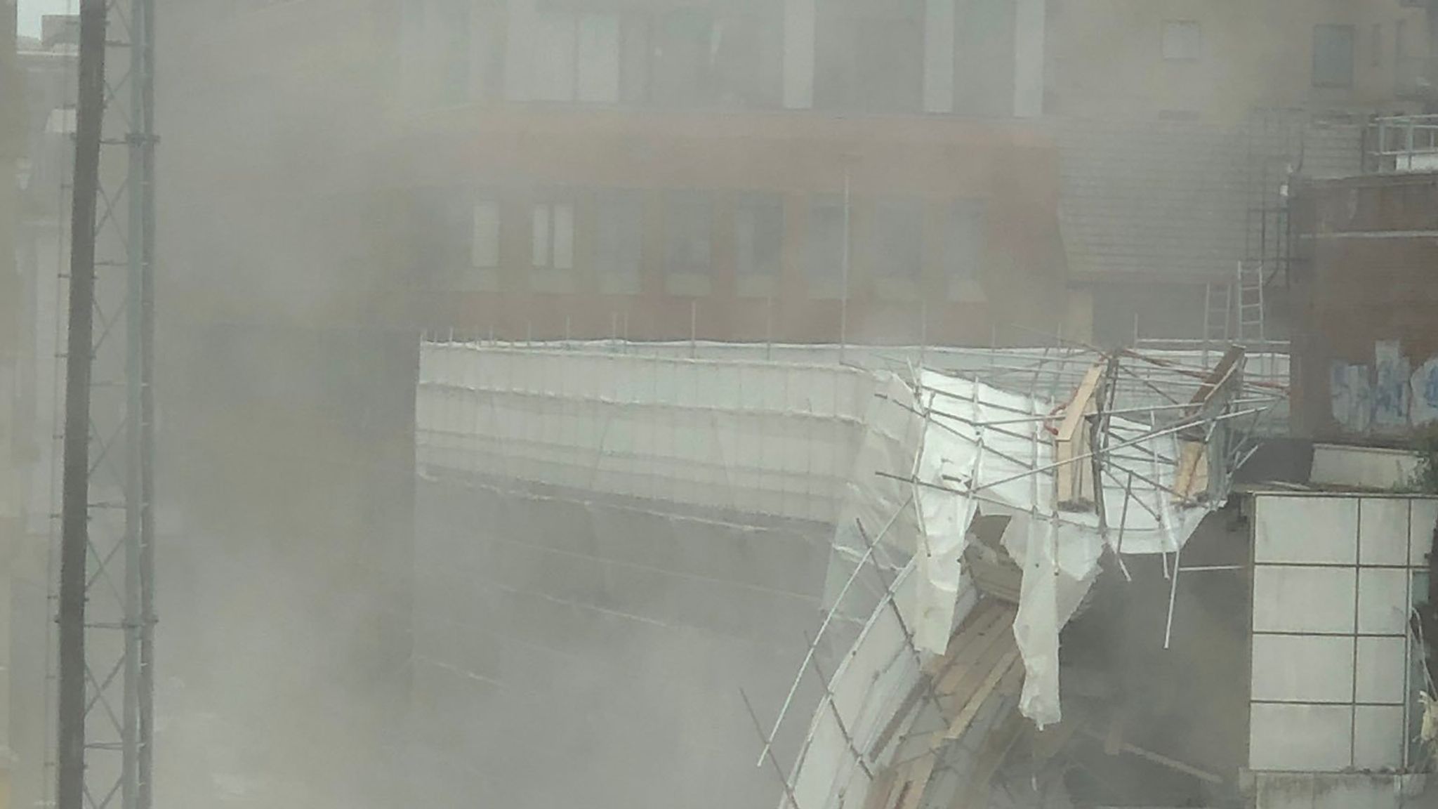 Scaffolding collapses in Reading, leaving three people in hospital | UK ...