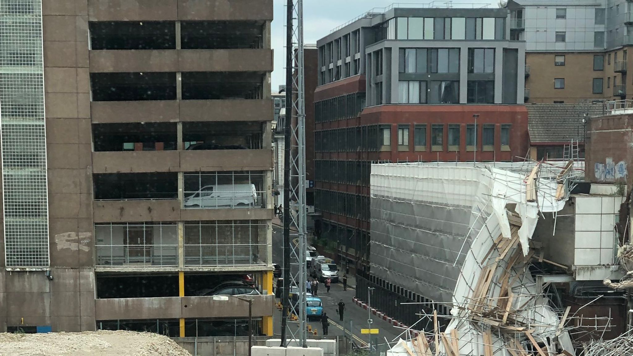 Scaffolding collapses in Reading, leaving three people in hospital | UK ...