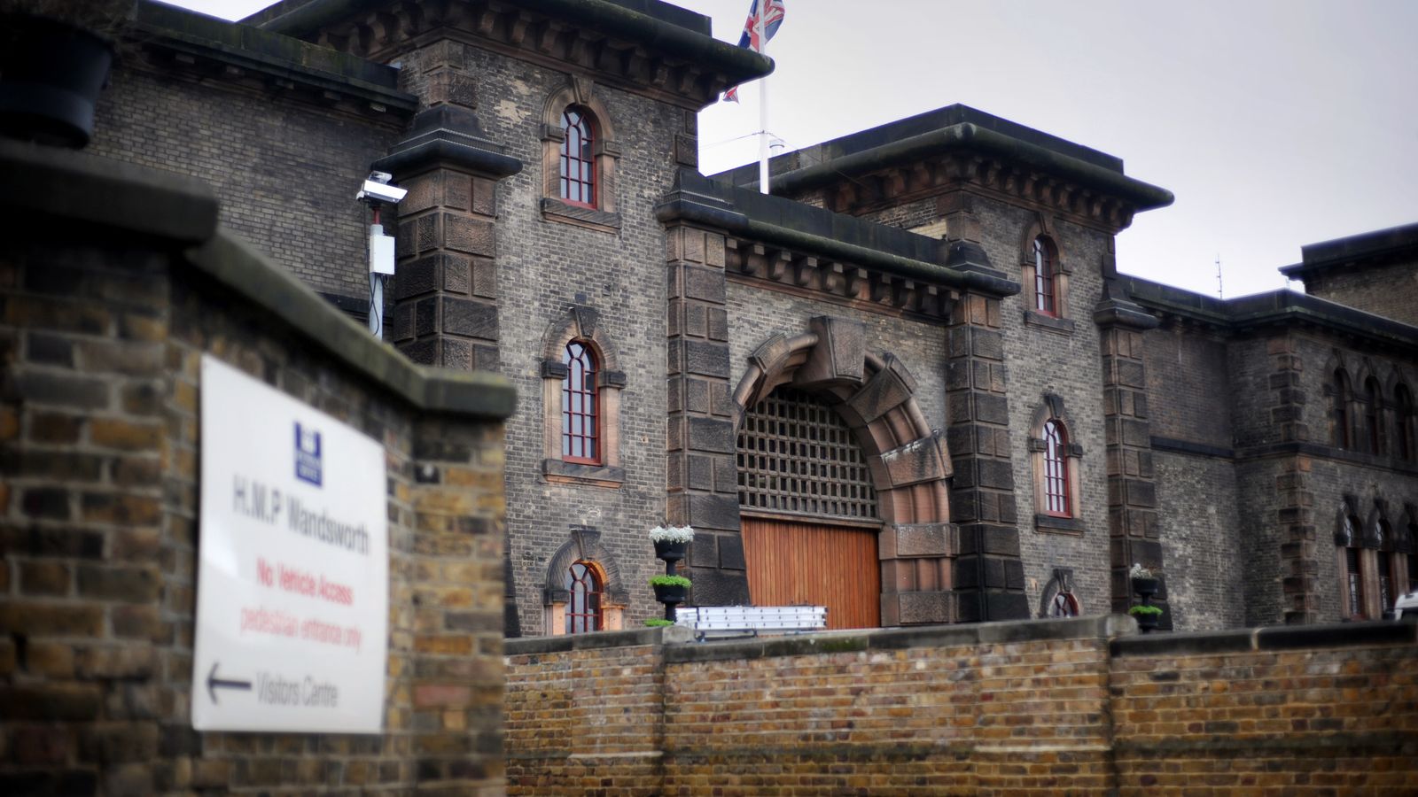 Wandsworth Prison replaces all its locks and keys 'over fears inmates ...
