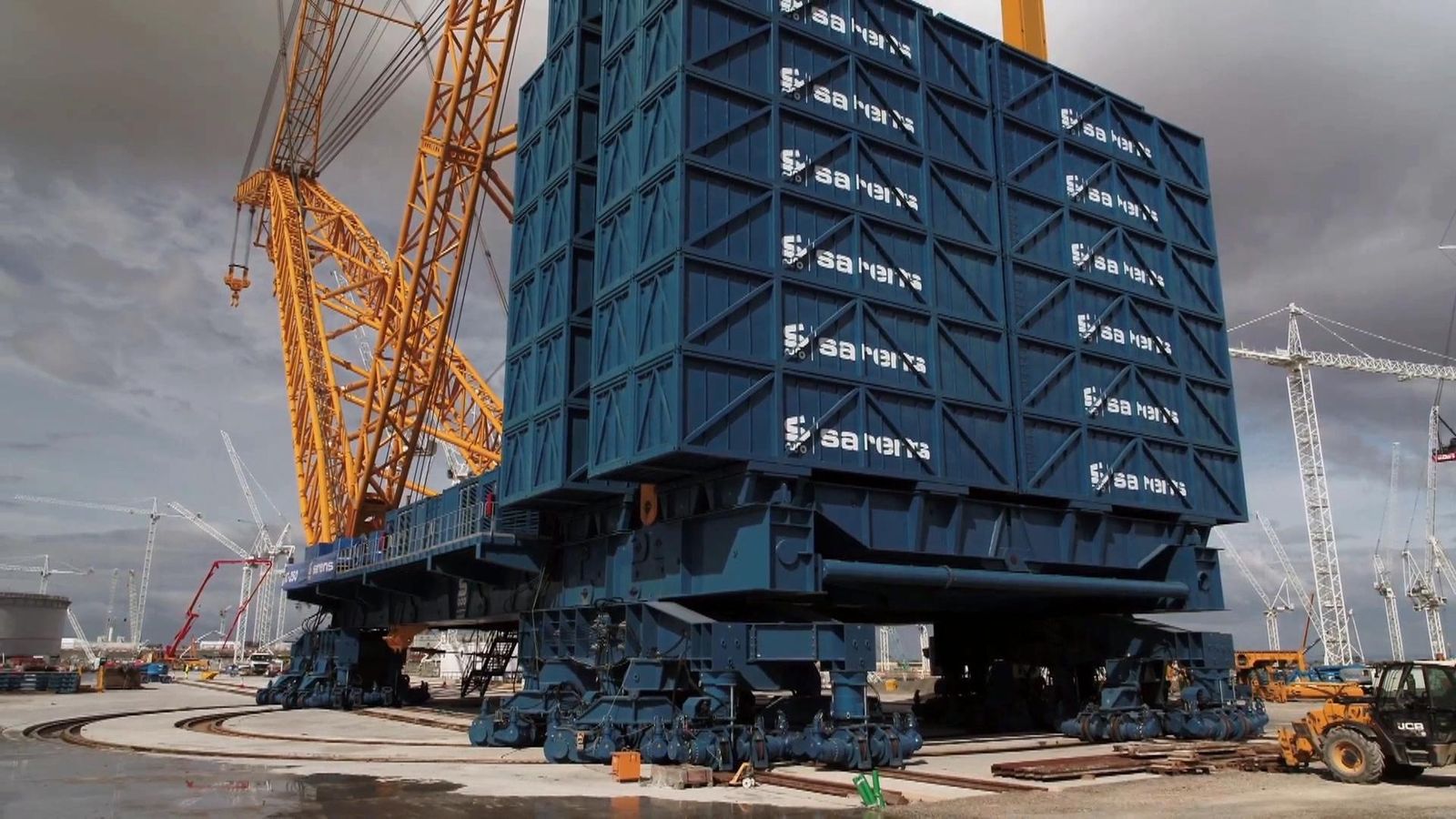 'Big Carl' - World's biggest crane begins work at Hinkley Point in ...