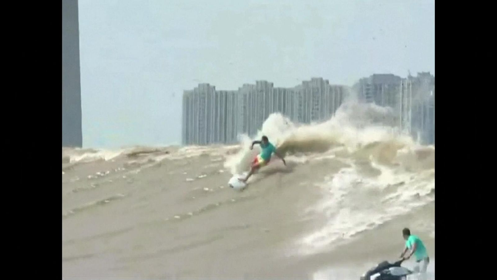 Surfers ride tidal bores in Chinese river | World News | Sky News