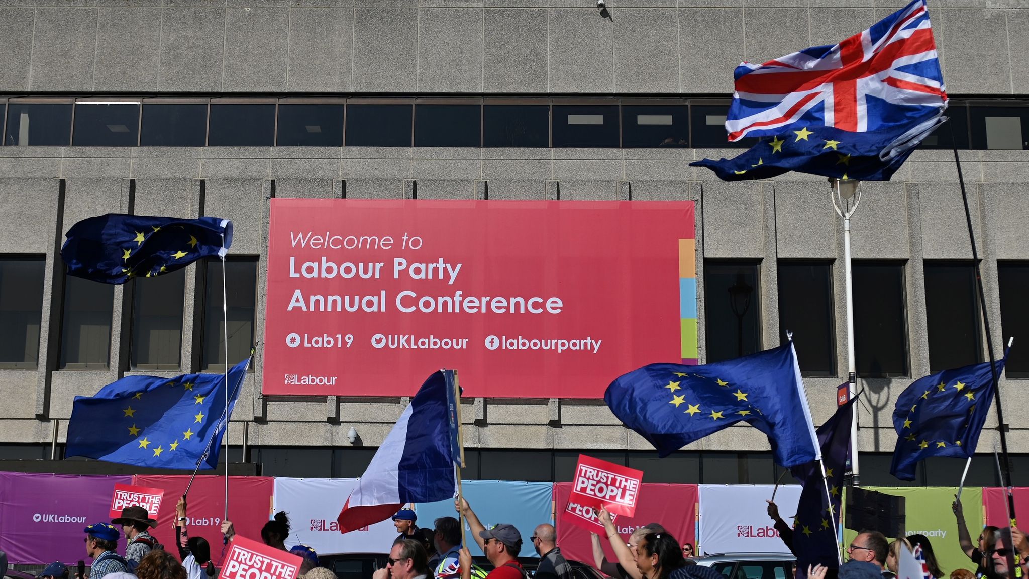 Open revolt and warfare as Labour opts for very risky Brexit strategy ...