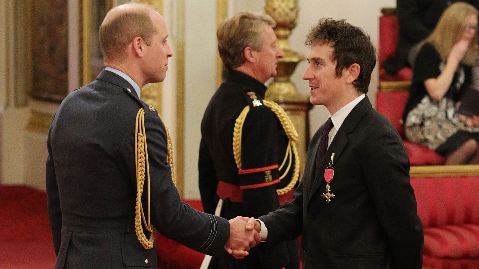 Geraint Thomas talks rugby and newborns with Prince William as he ...