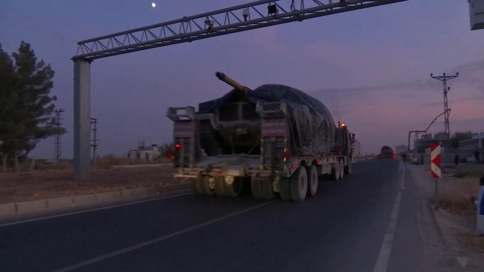 Turkey deploys tank convoy to Syrian border | World News | Sky News