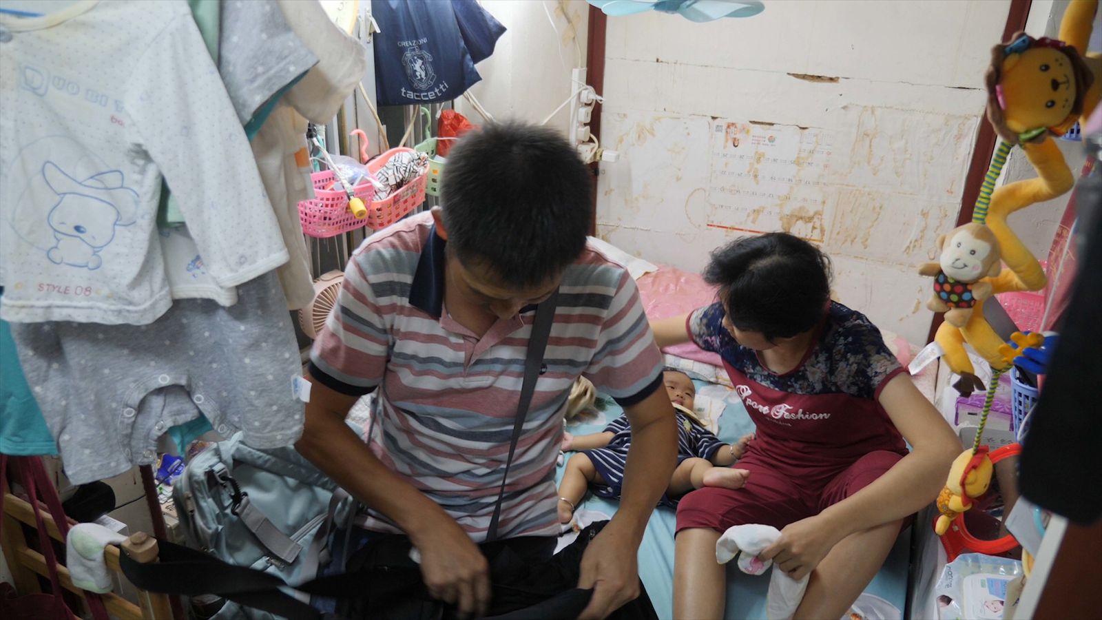 Hong Kong: The people forced to live in homes the size of a coffin ...
