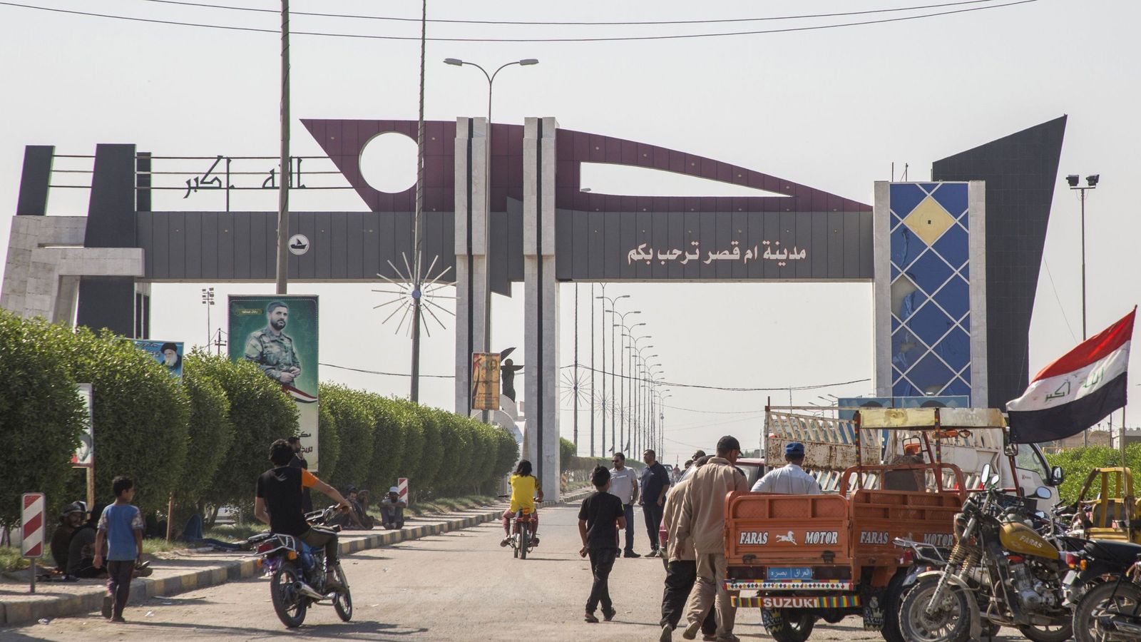 Iraq: Protesters block roads in Baghdad with burning tyres and barbed ...