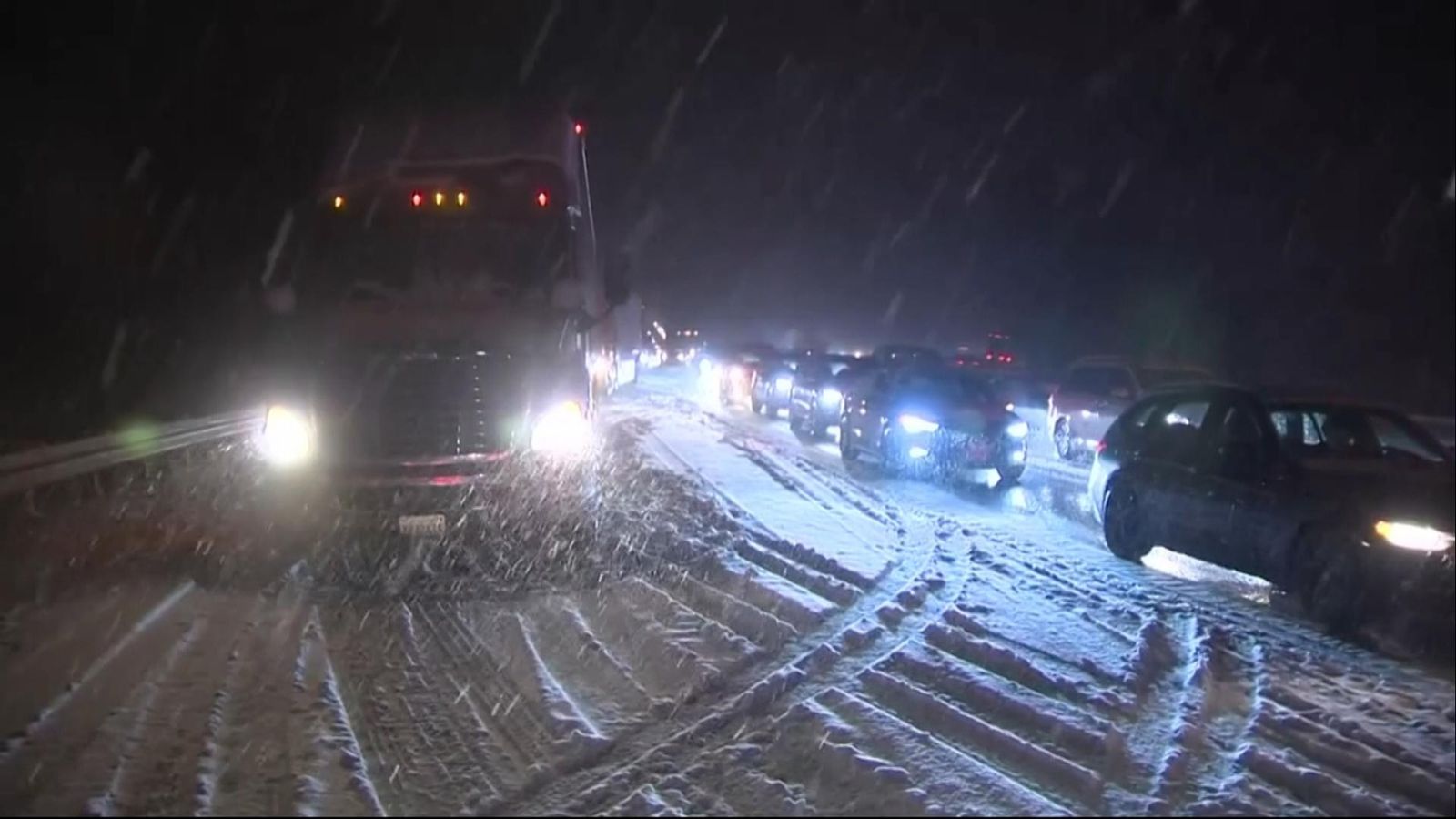 Snow unleashes Thanksgiving travel chaos | US News | Sky News