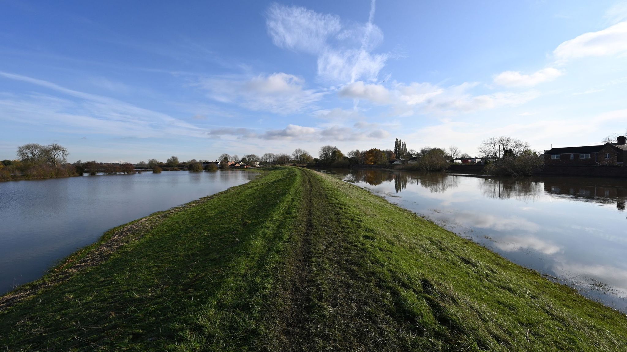 Hills, peat, fens and straight rivers - what caused the flood? | UK ...