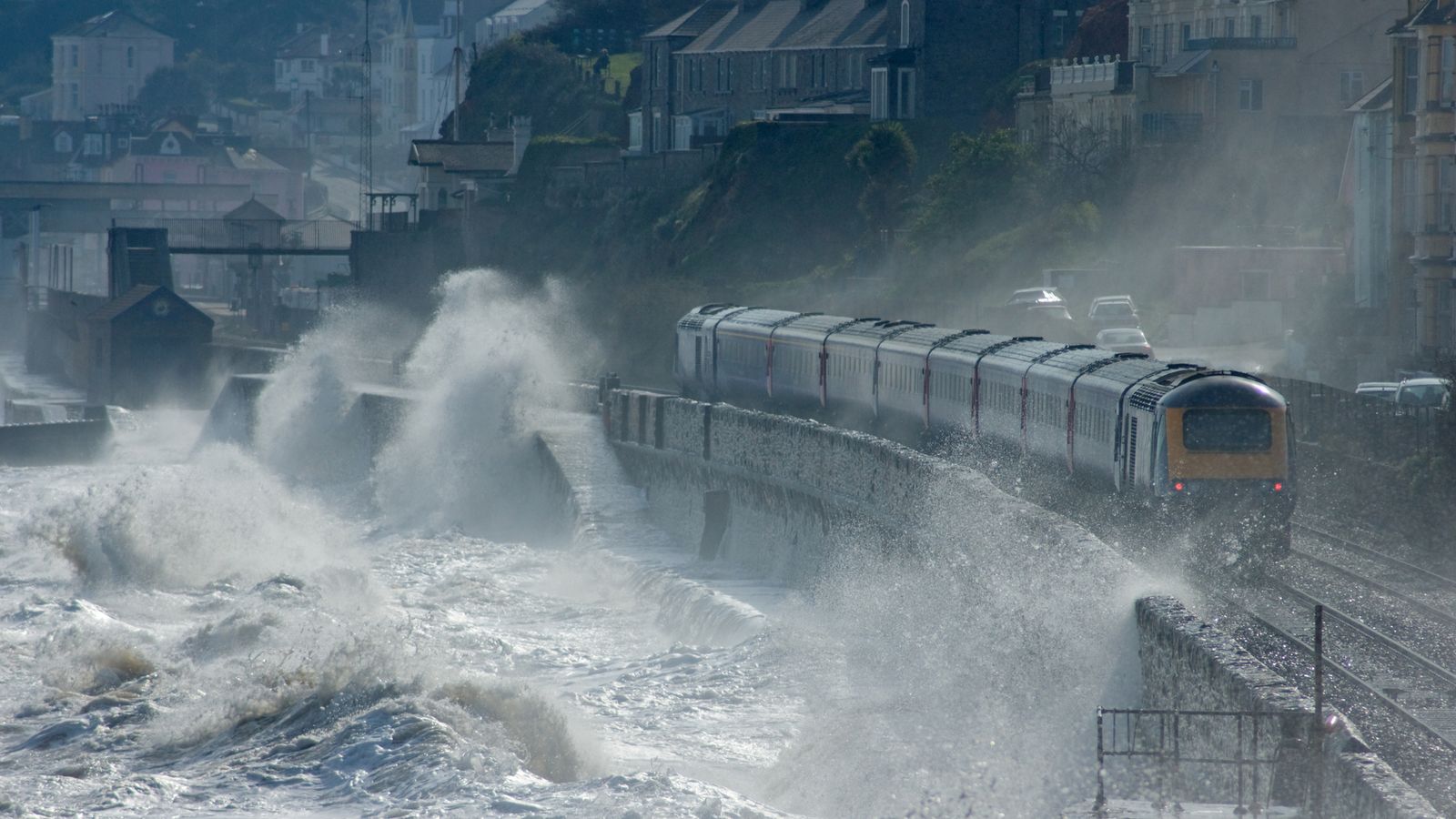 UK weather: 70mph winds and rain to cause transport nightmare before ...