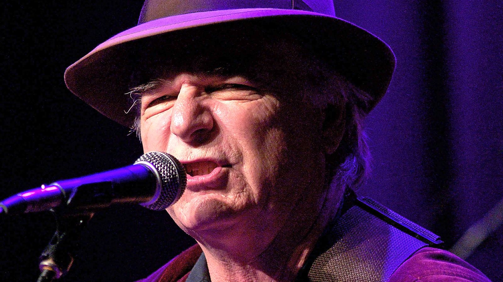 Nashville folk singer David Olney 'apologises to the crowd' before ...