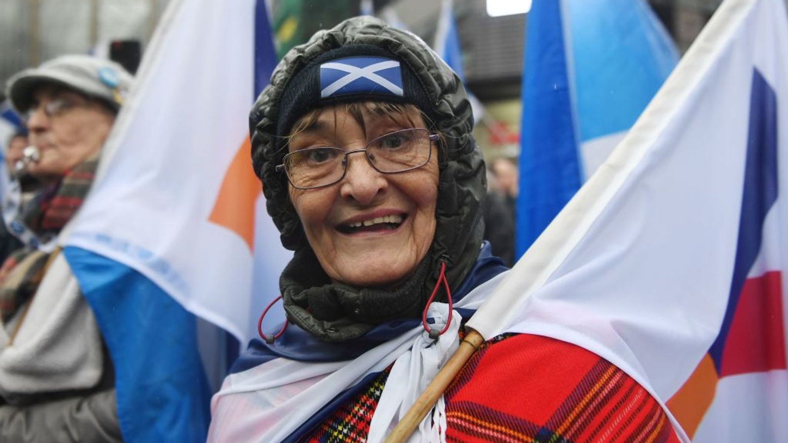 Scottish independence supporters march through rainy Glasgow streets ...