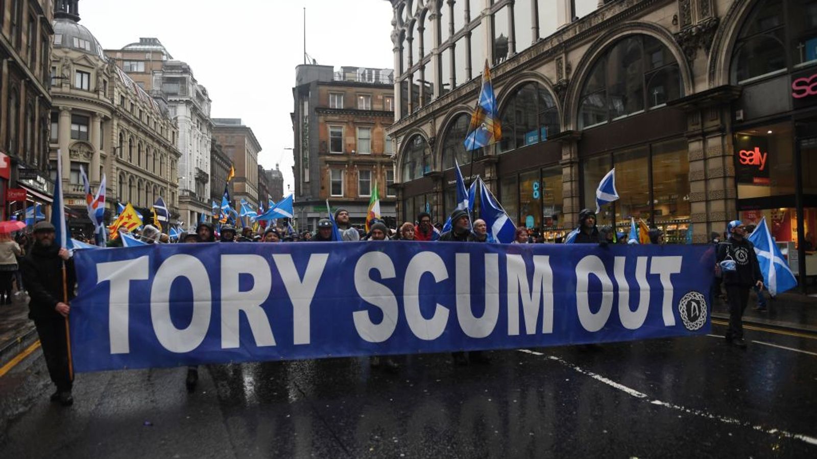 Scottish independence supporters march through rainy Glasgow streets ...