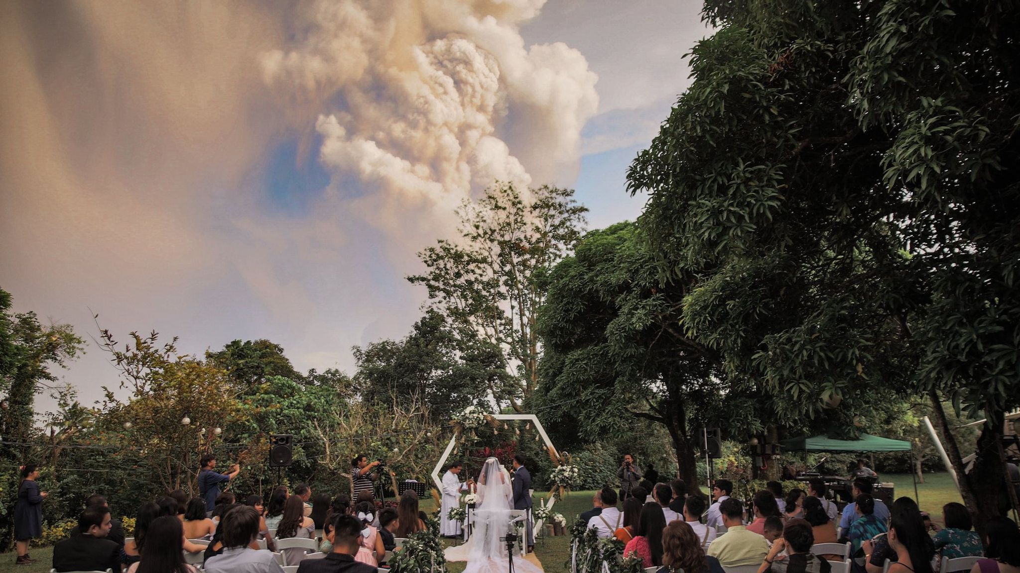 Philippines volcano eruption: Couple get married despite backdrop of ...