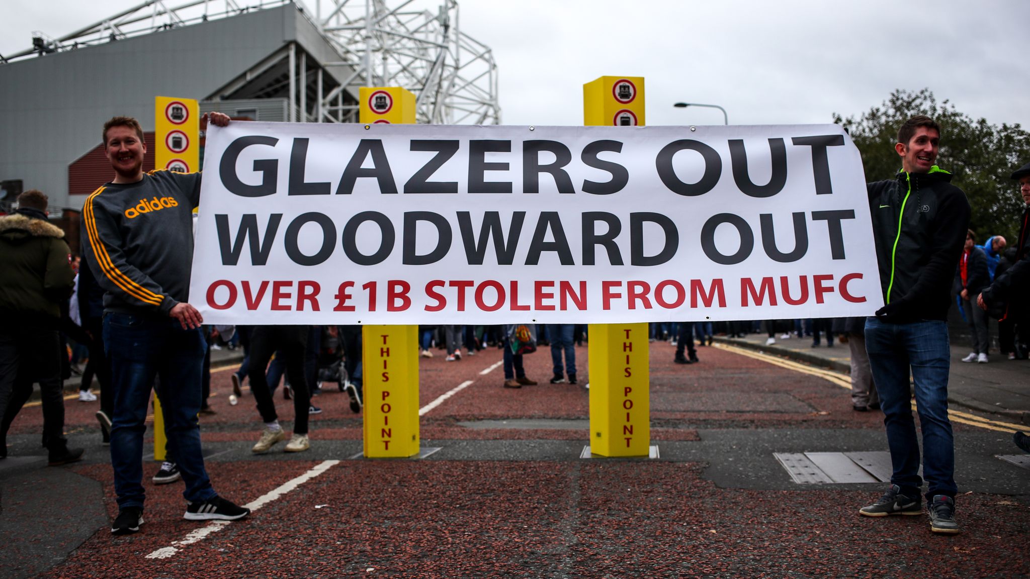 Manchester United fans attack club boss Ed Woodward's home with flares ...