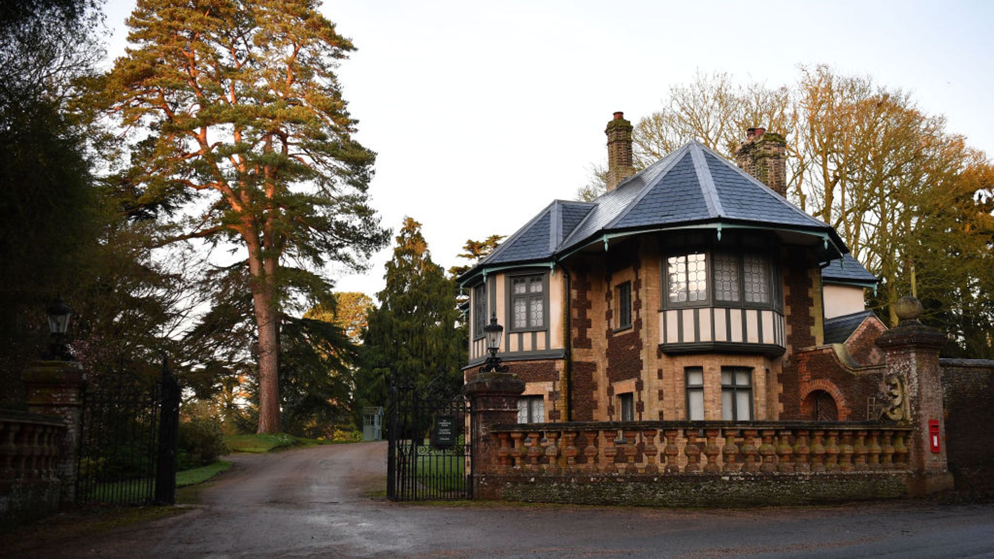 Royal crisis: What will be discussed at Sandringham summit as Harry and ...