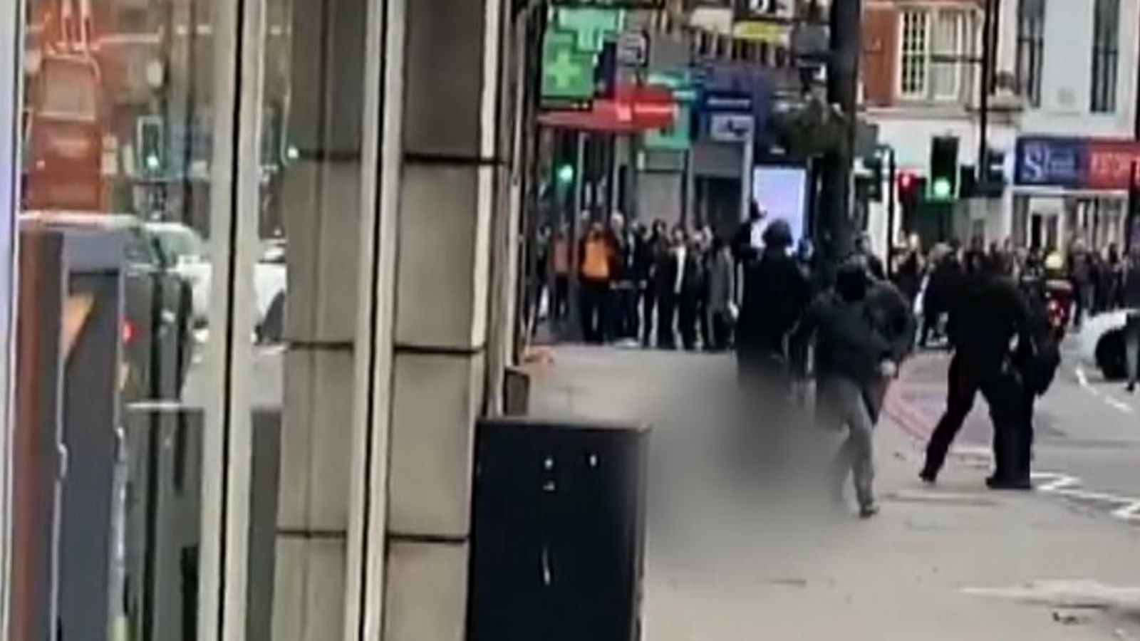 Streatham terror attack: Police approach then move away from suspect ...