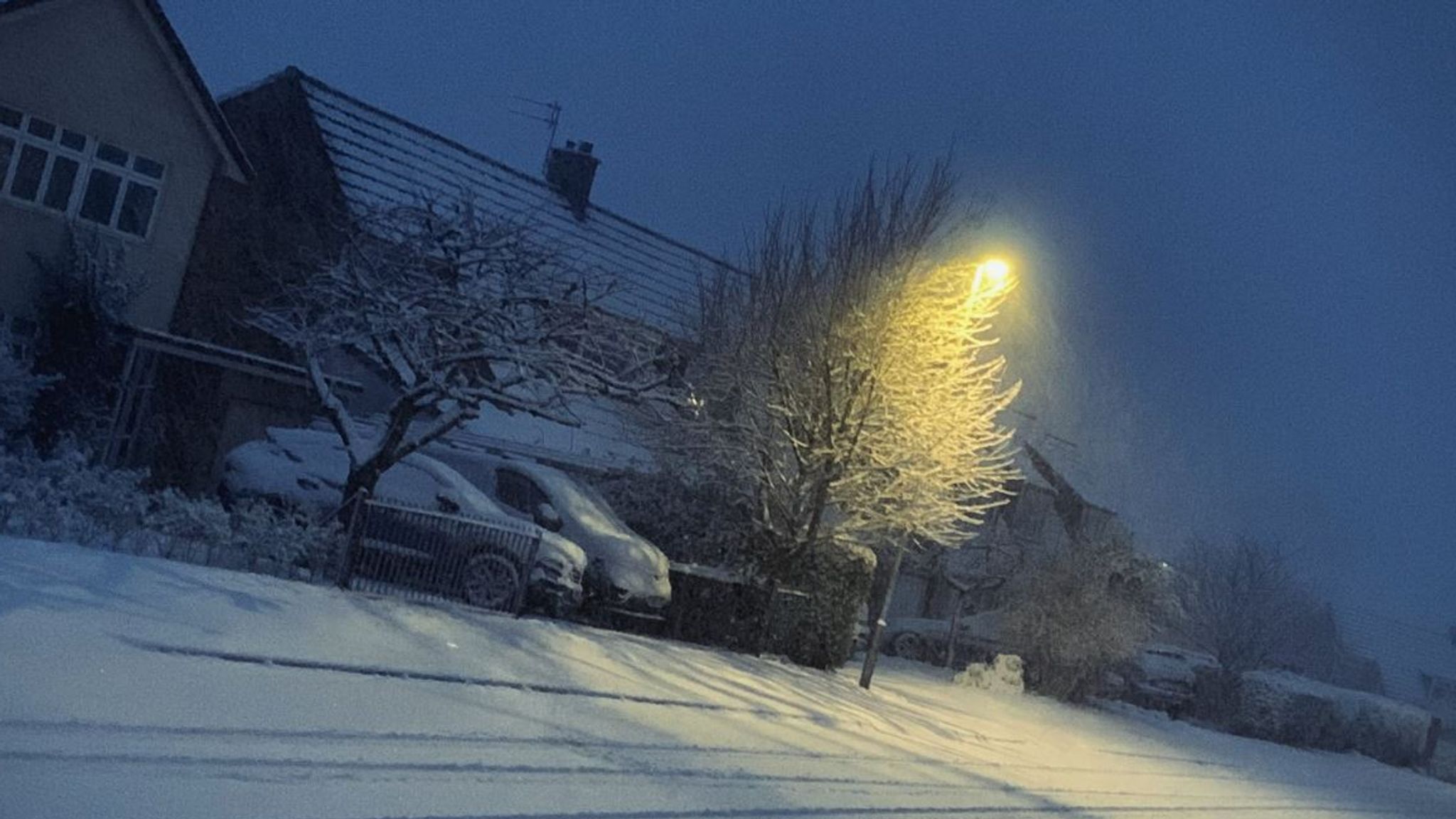 UK weather: Treacherous conditions on roads as snow arrives | UK News ...