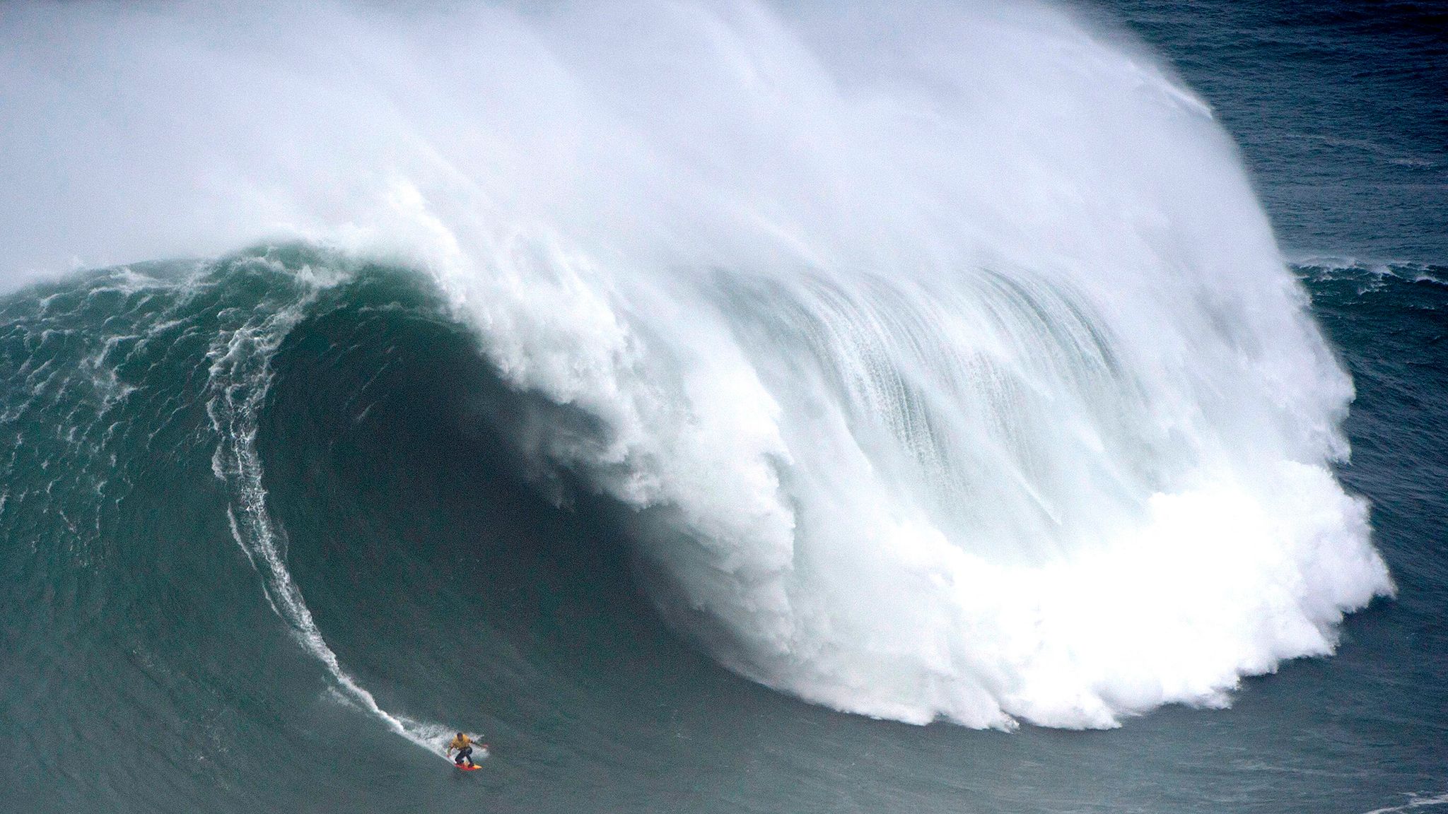 Alex Botelho: Big wave surfer survives terrifying accident in ...