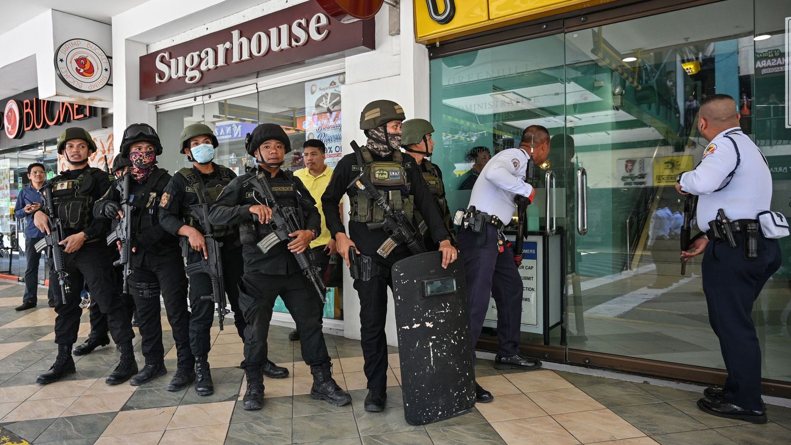 Philippines: Gunman who took hostages ends stand-off and speaks to ...