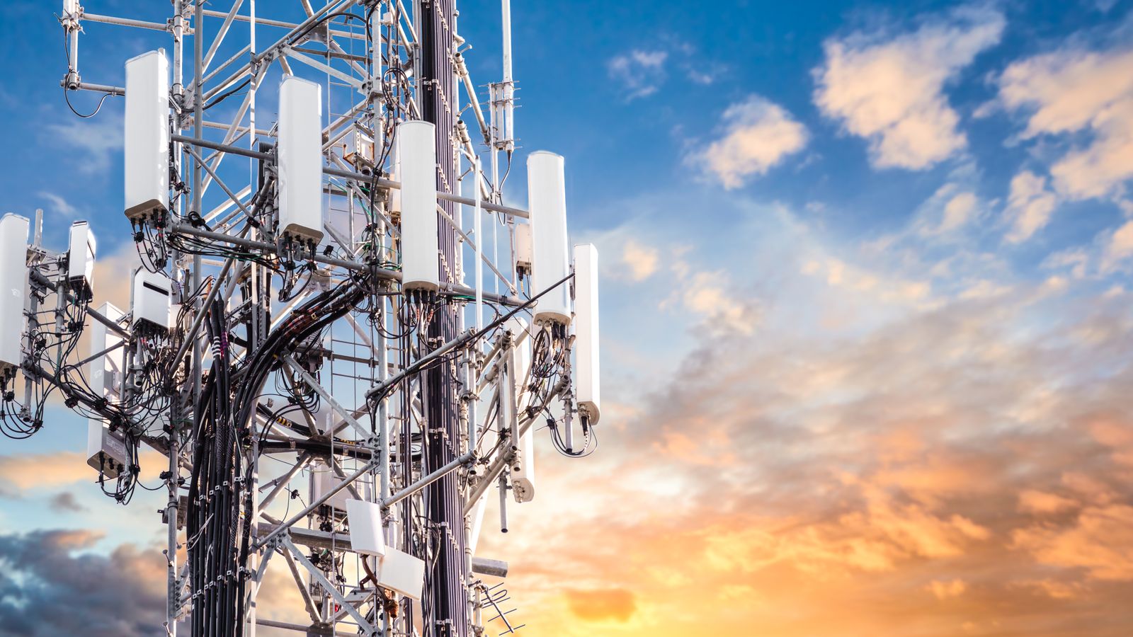 Coronavirus: 5G mast set on fire after 'baseless' conspiracy theory ...