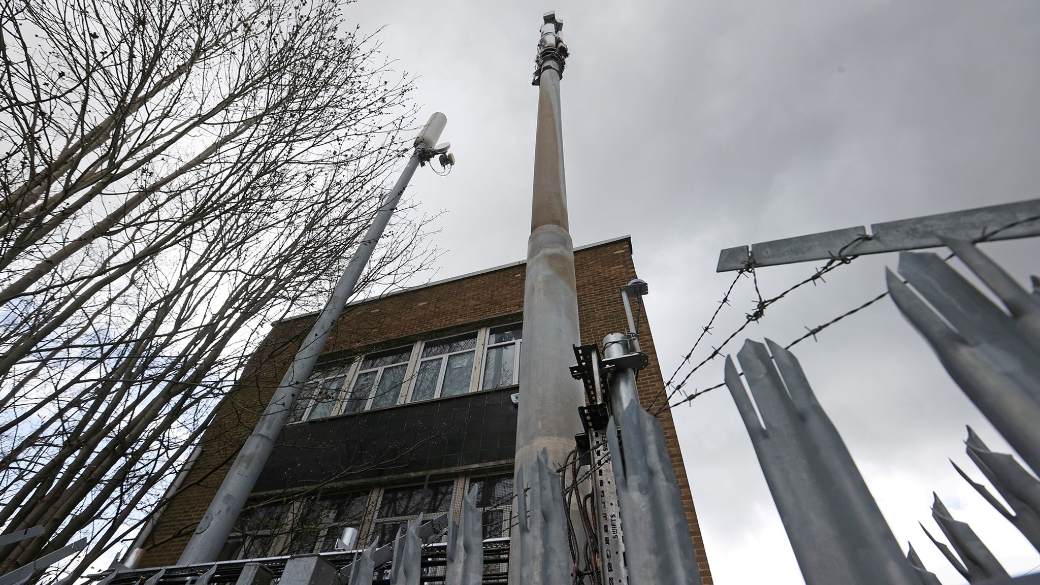 Coronavirus: 90 attacks on phone masts reported during UK's lockdown ...