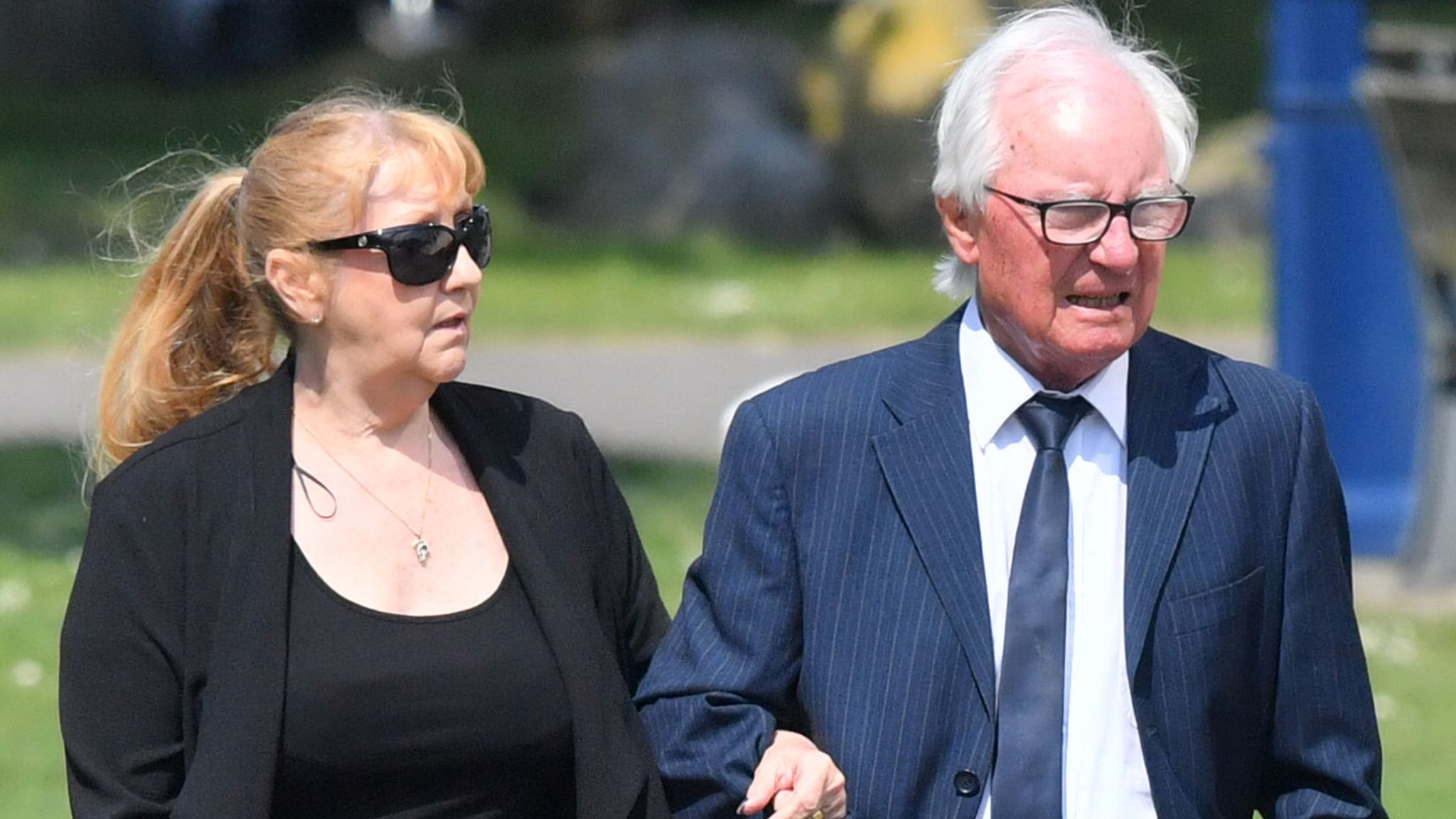 Eddie Large: Well-wishers applaud hearse before comedy legend's funeral ...