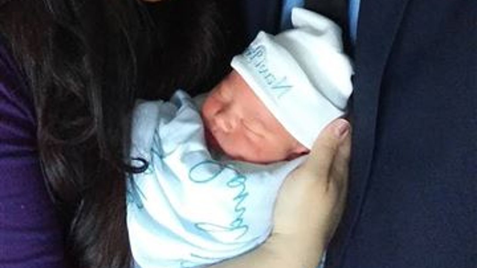 Father uses face mask to tie umbilical cord of baby born outside ...
