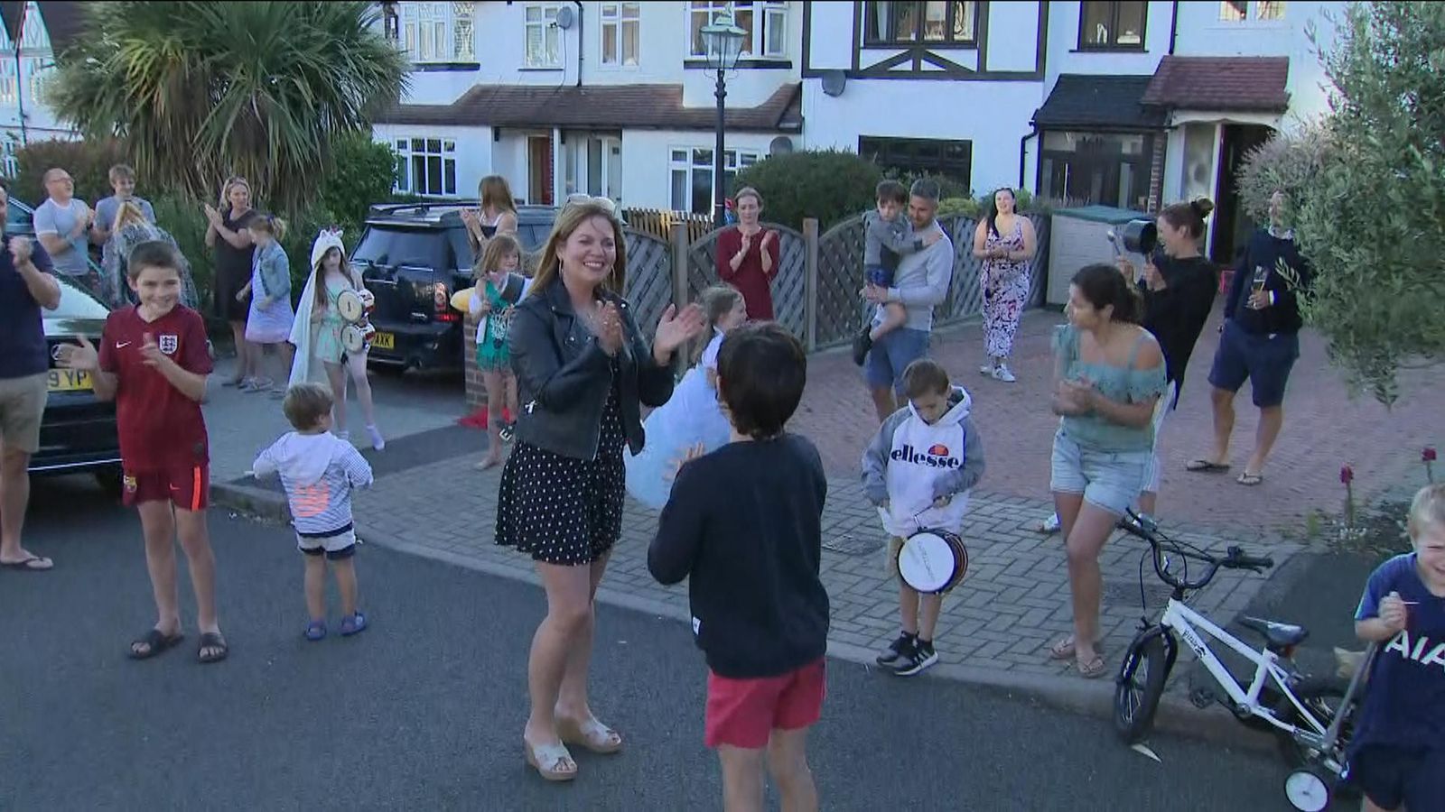 Clap for carers to return for one week only - here's when and why | UK ...