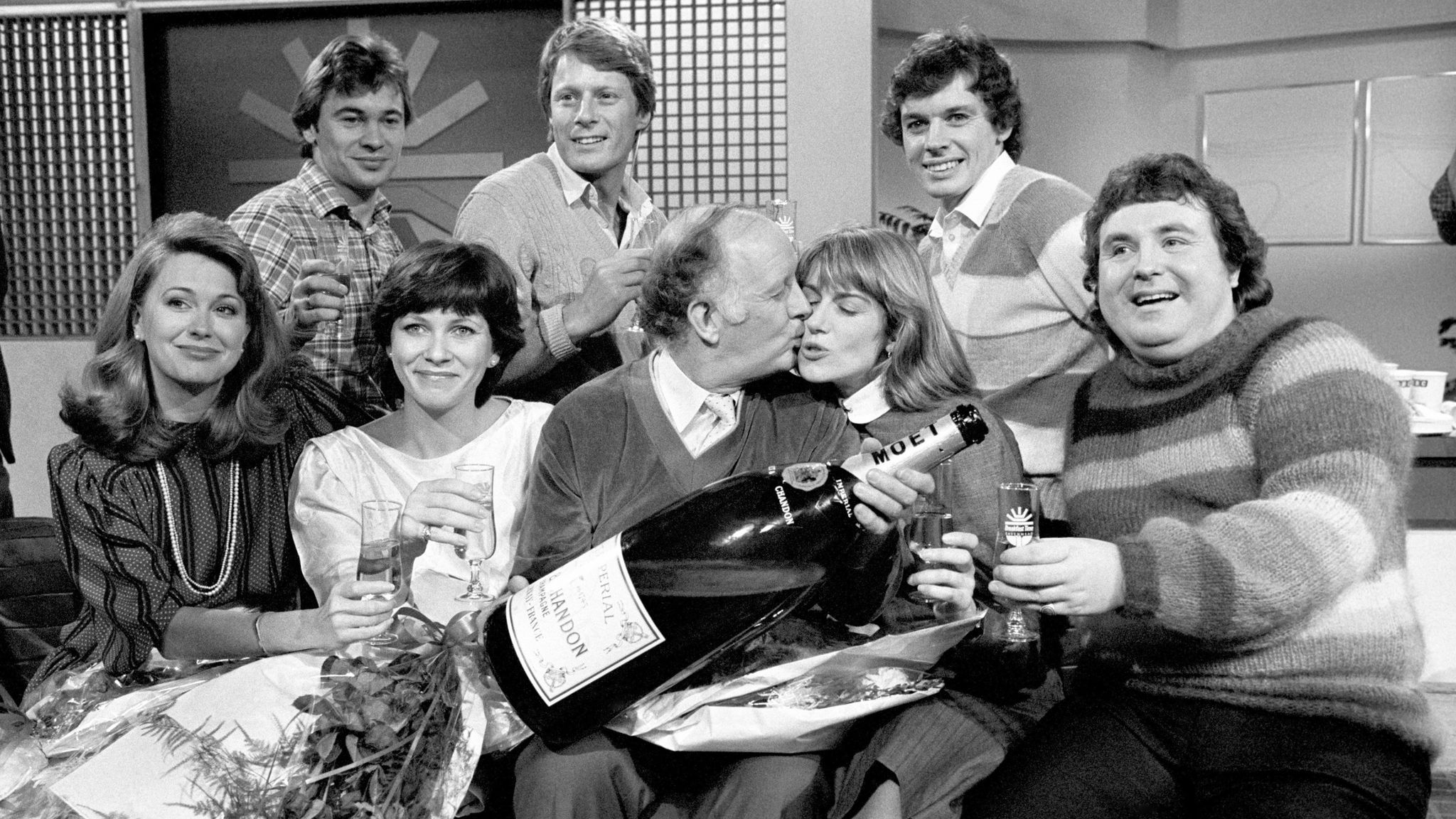 Coronavirus: David Icke Facebook page removed over COVID-19 conspiracy ...