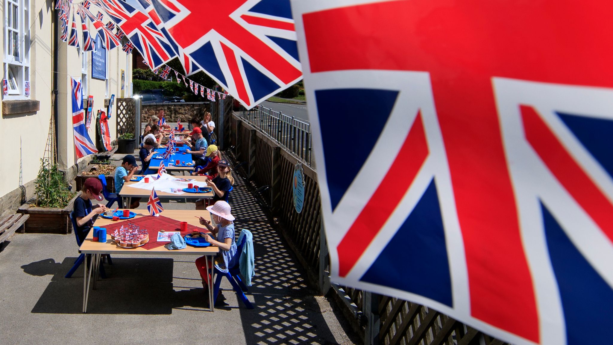 VE Day: Nation pays tribute to 'greatest generation of Britons who ever ...