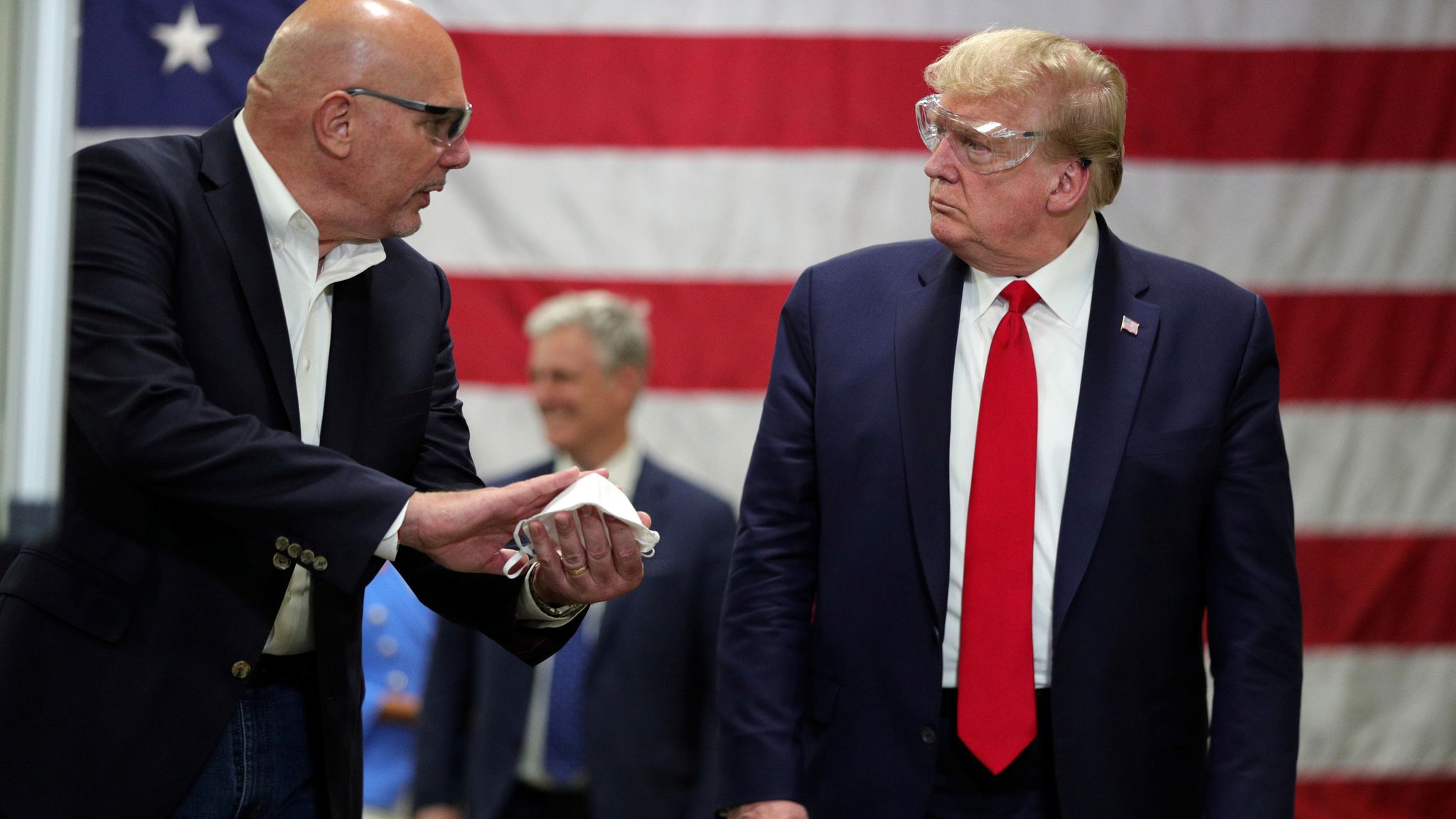 Coronavirus: No social distancing and no mask as Trump sends message to ...