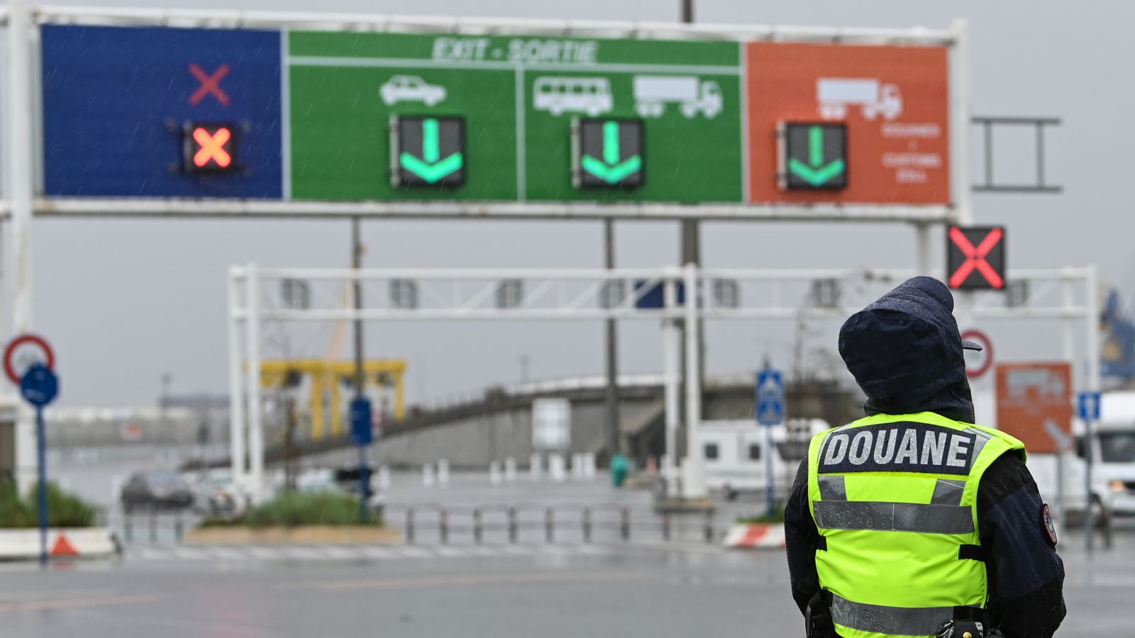 Brexit: Government 'abandons' plan for full border checks on EU goods ...