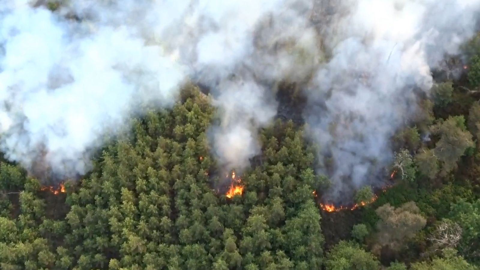 10 fire engines respond to a fire in the moors of Lancashire | UK News ...