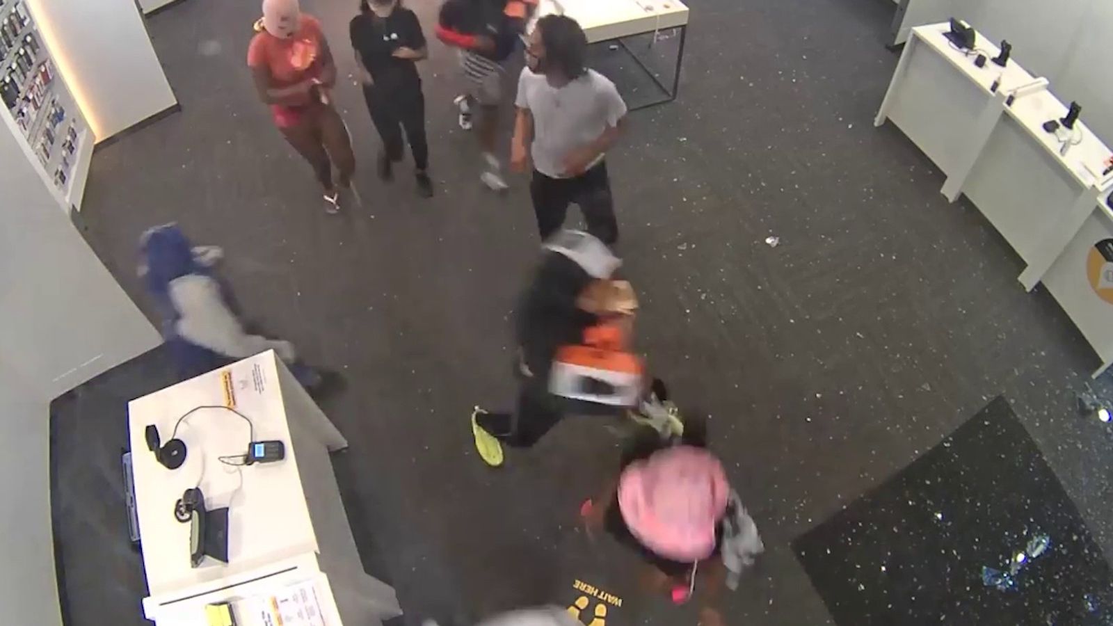 Looters seen on CCTV in Florida mobile phone shop | US News | Sky News