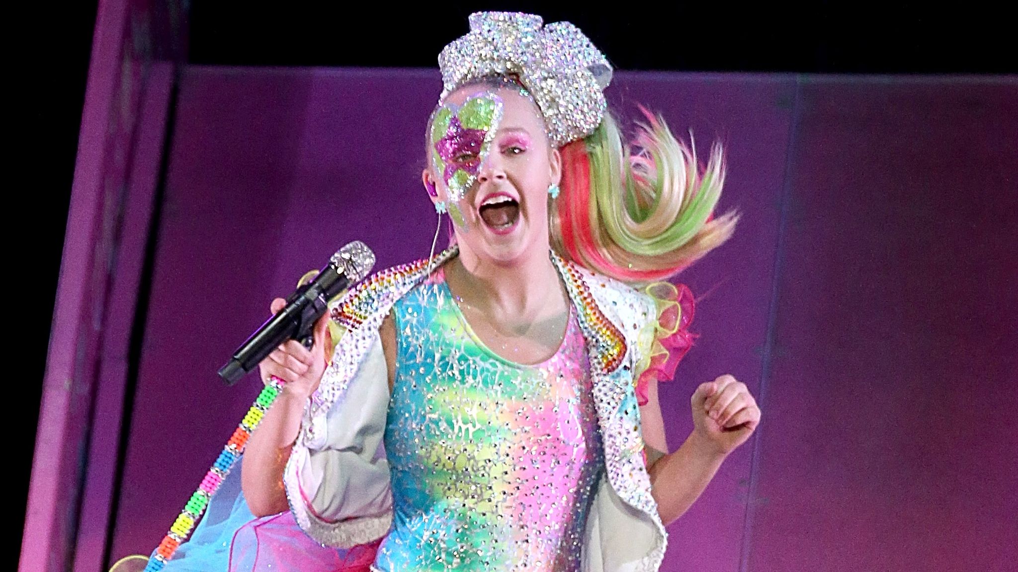 JoJo Siwa: YouTube star left 'crying for hours' by people 'driving by ...