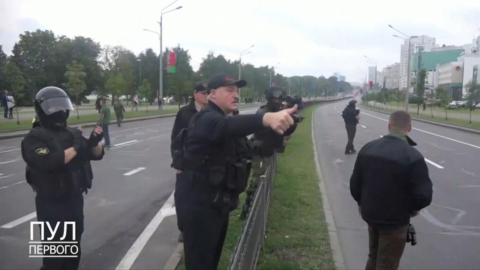 Belarus: Lukashenko brandishes rifle as army monitors 200,000 ...