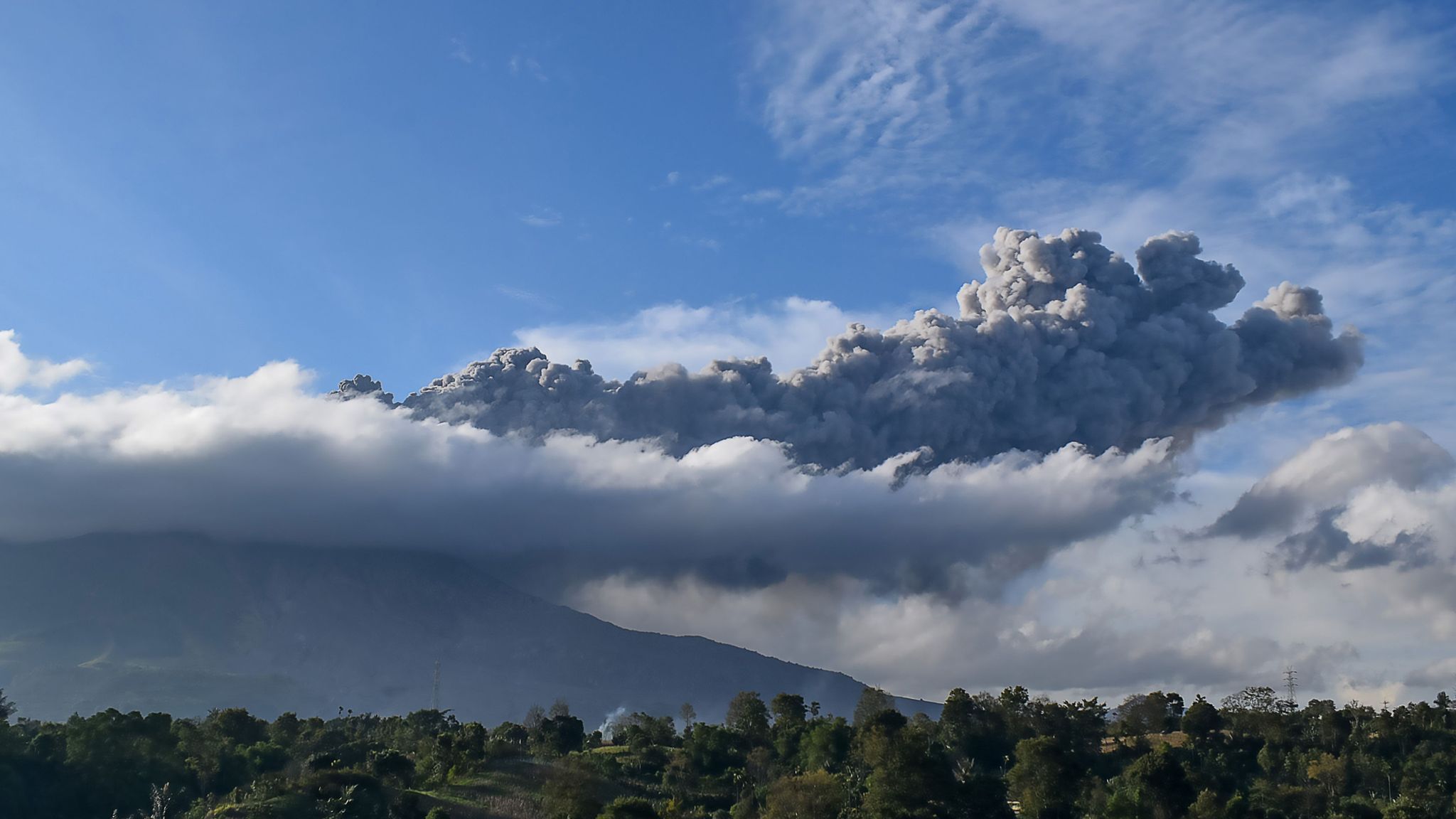 Mount Sinabung volcano erupts, sending column of ash 5,000m into the ...