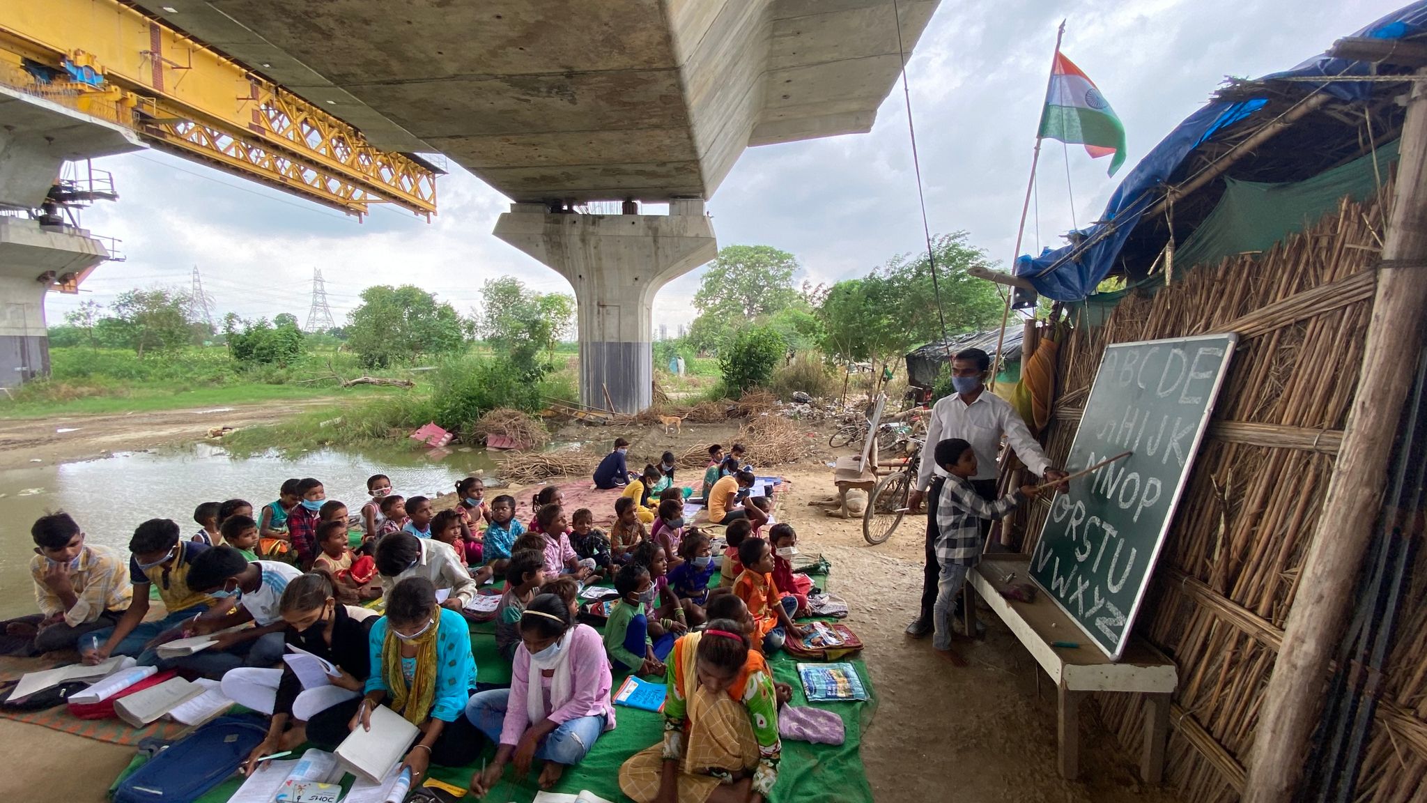 Coronavirus: Digital divide leaves poor Indian schoolchildren studying ...