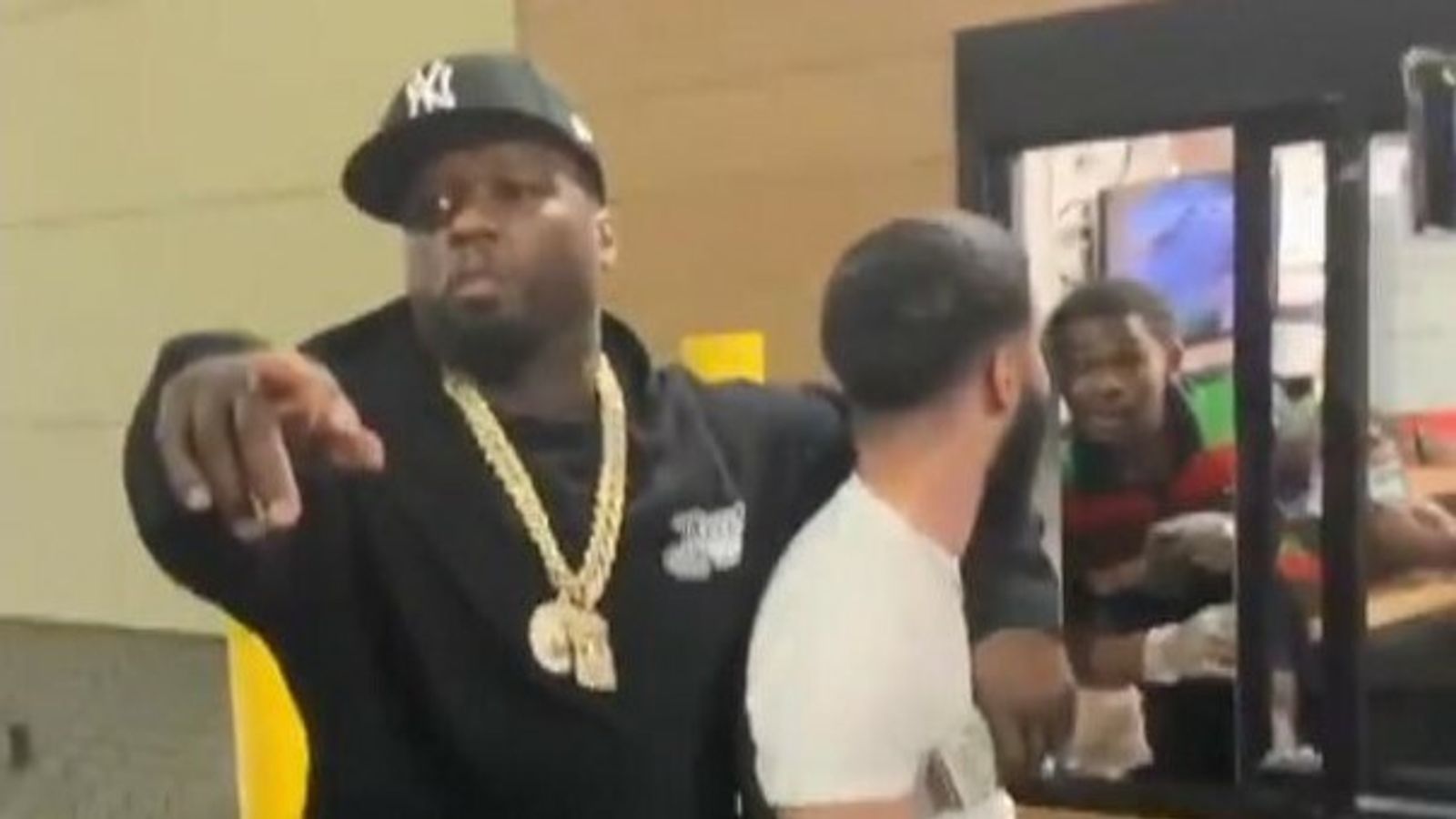 New York: 50 Cent hands out $30,000 to workers | US News | Sky News