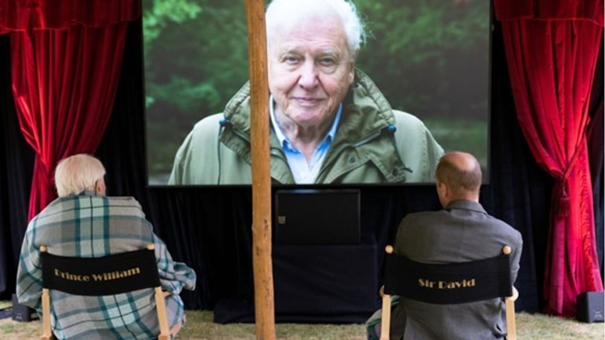 Prince George thrilled with dinosaur-era gift from Sir David ...