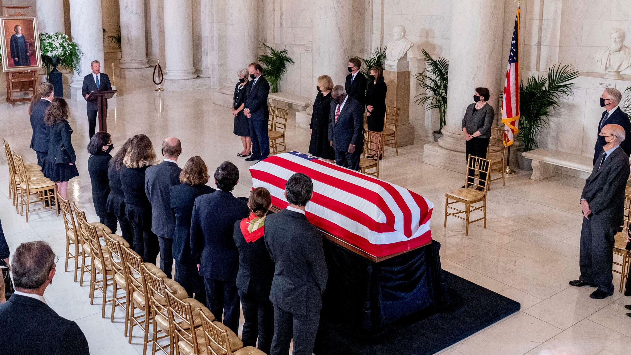 Trump booed and heckled by mourners while paying respects to Ruth Bader ...