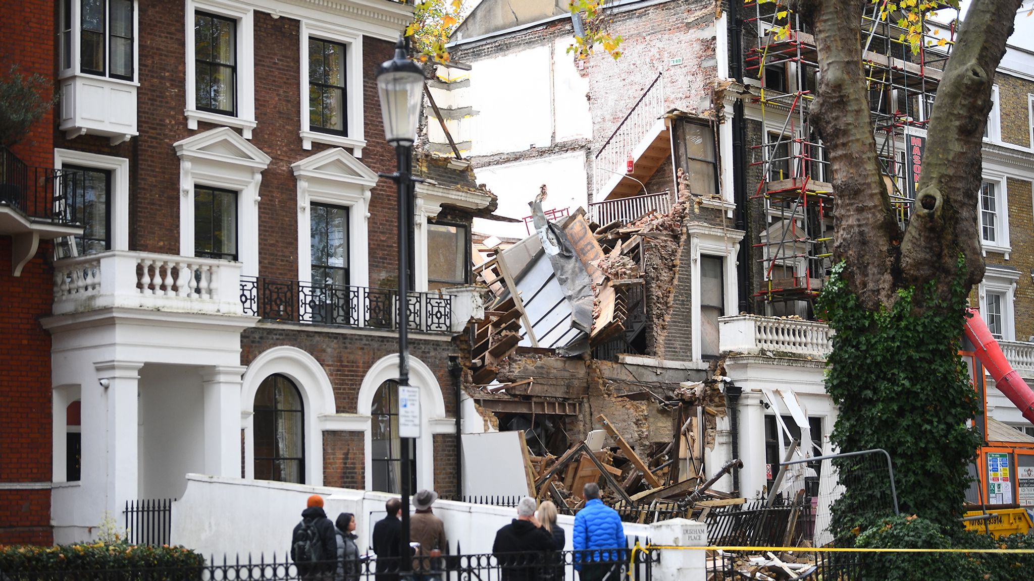 Two multi-million pound houses collapse in Chelsea and dozens of ...