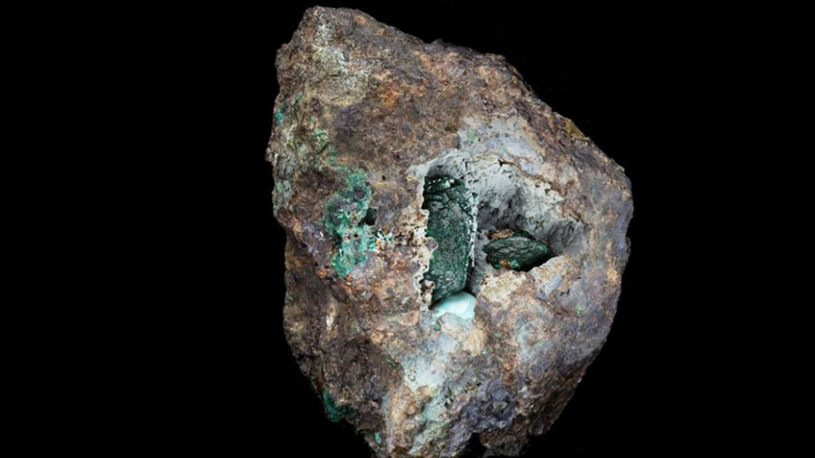 Kernowite: New mineral species discovered on rock mined in Cornwall 220 ...