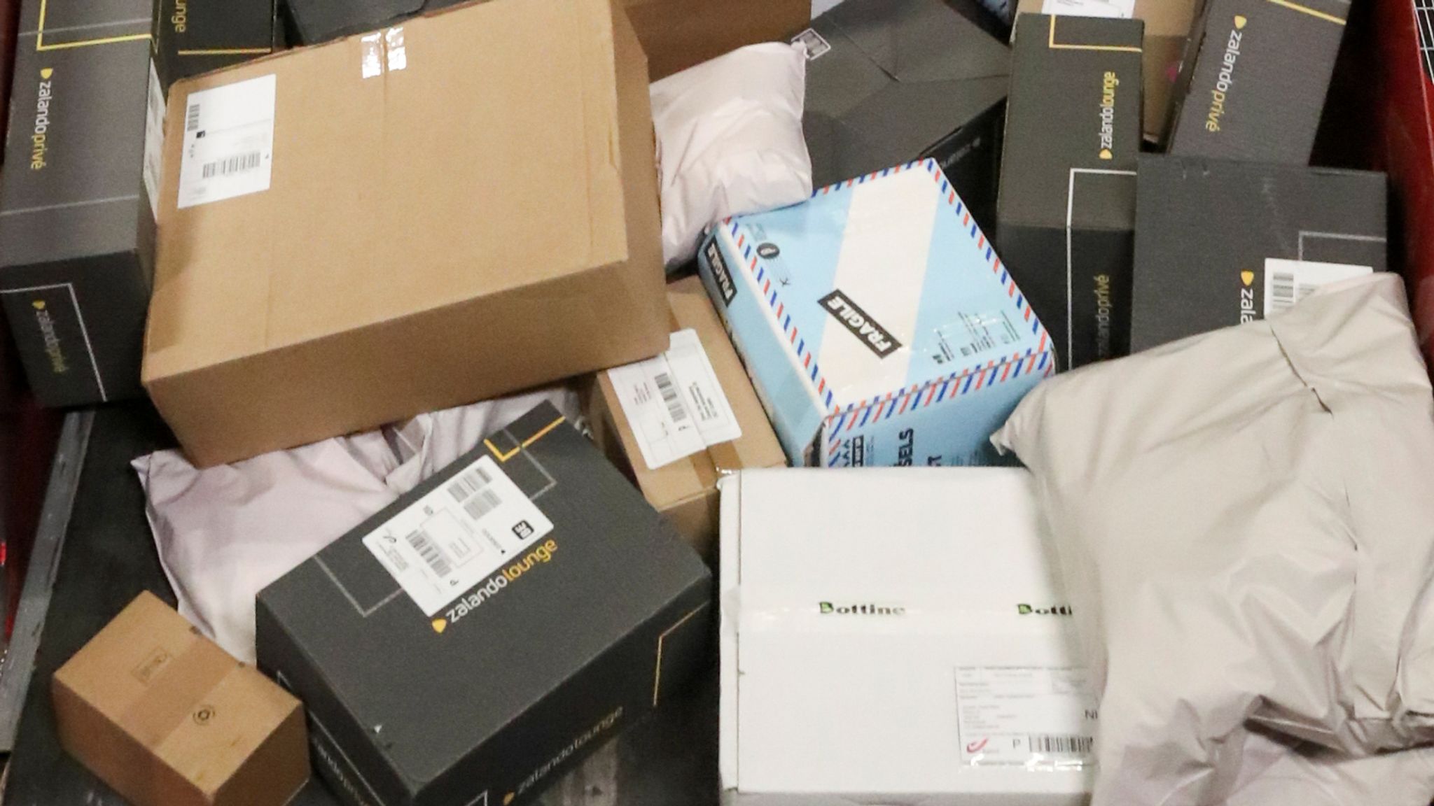 Christmas deliveries: Festive misery for shoppers with fake signatures ...