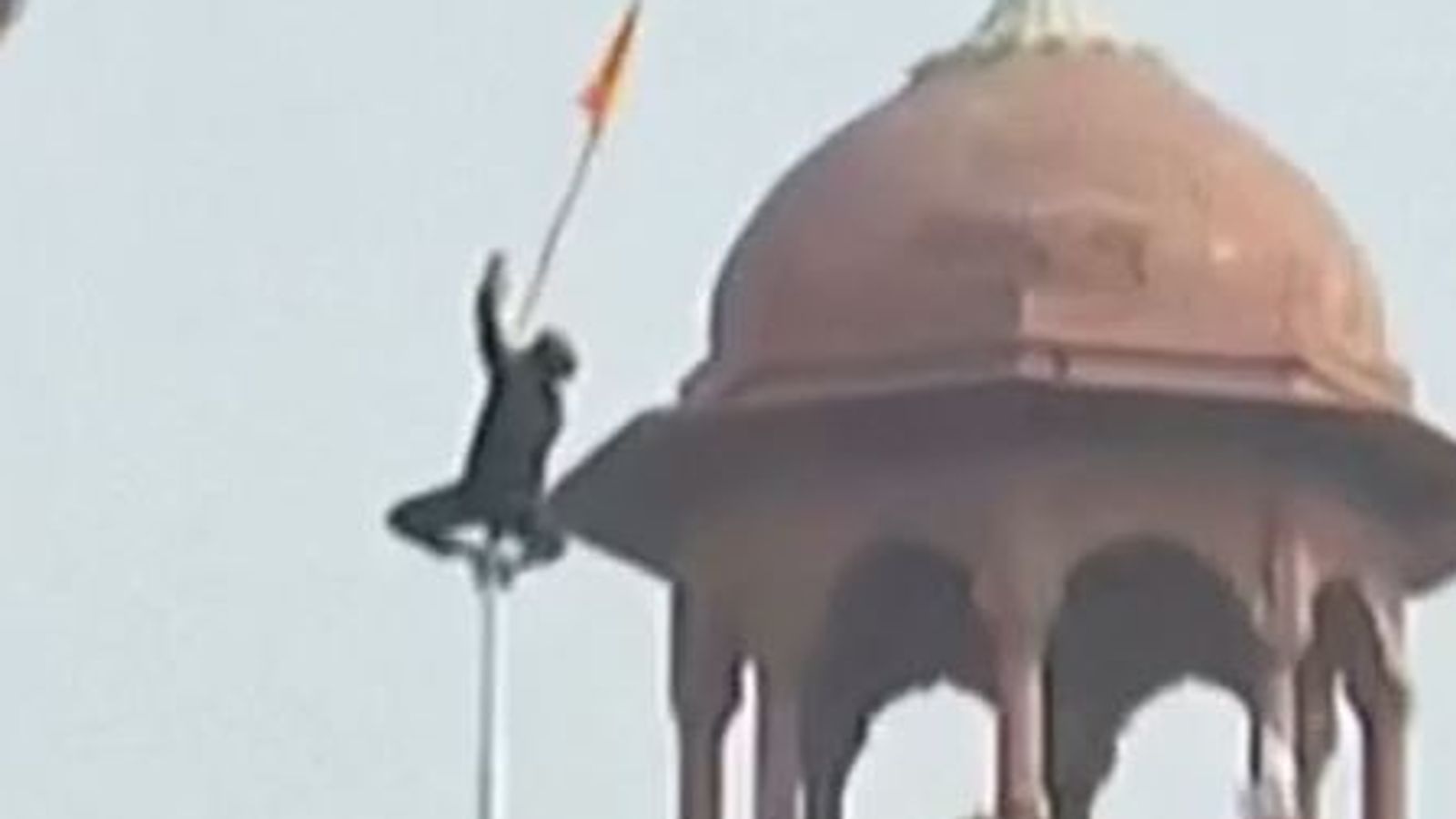 Cheers from crowd as protester scales New Delhi's Red Fort flagpole ...