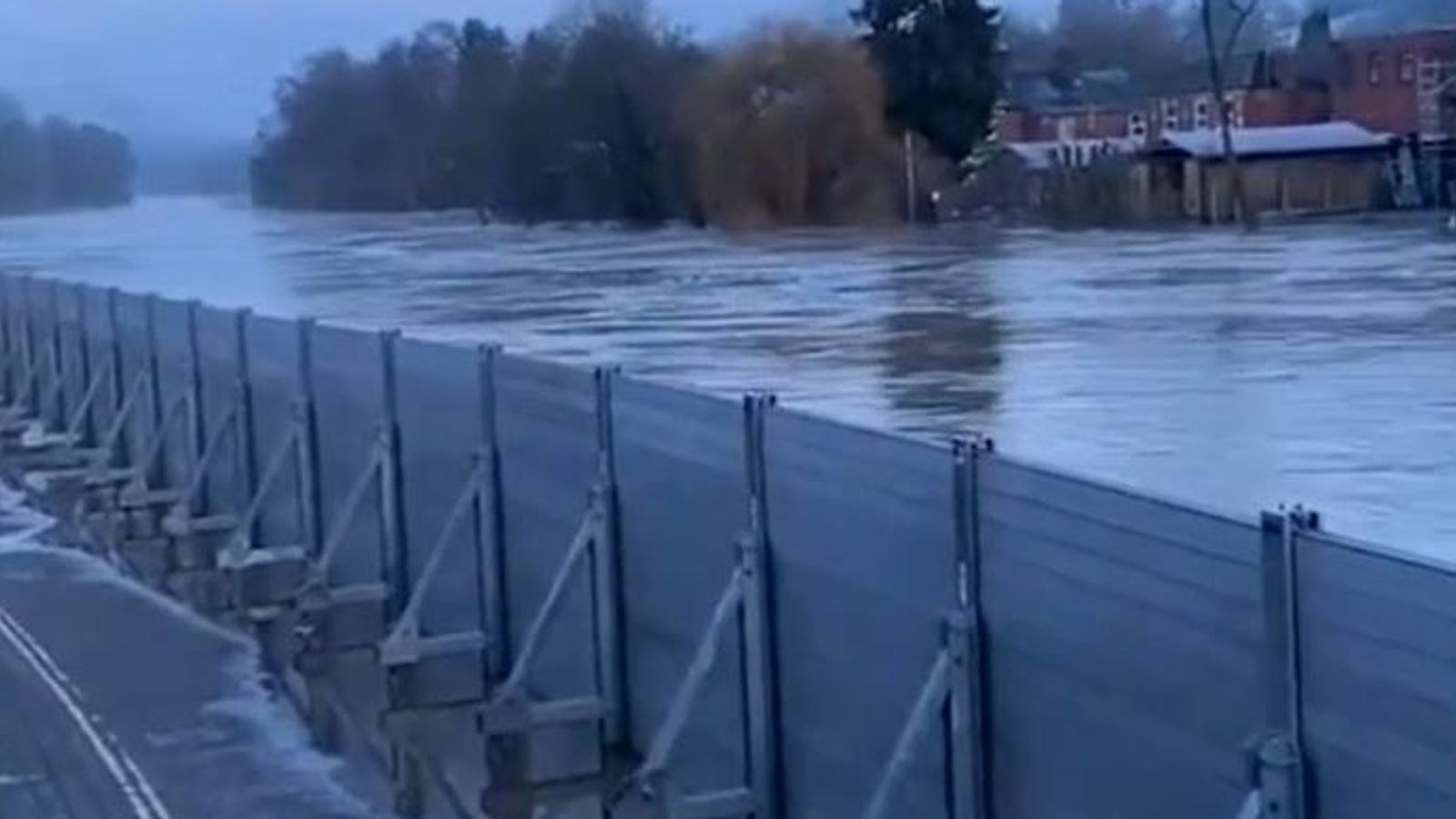 Flood threat as River Severn swells against barriers in Worcestershire ...