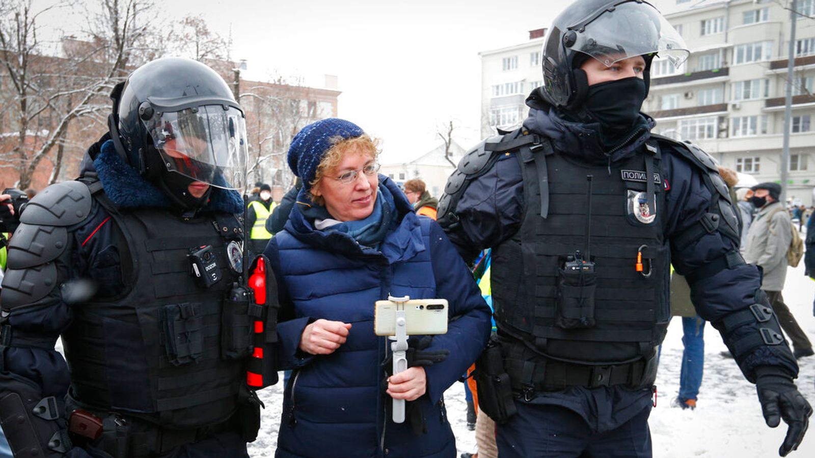 Navalny protests: UK condemns Russian police after more than 5,000 ...