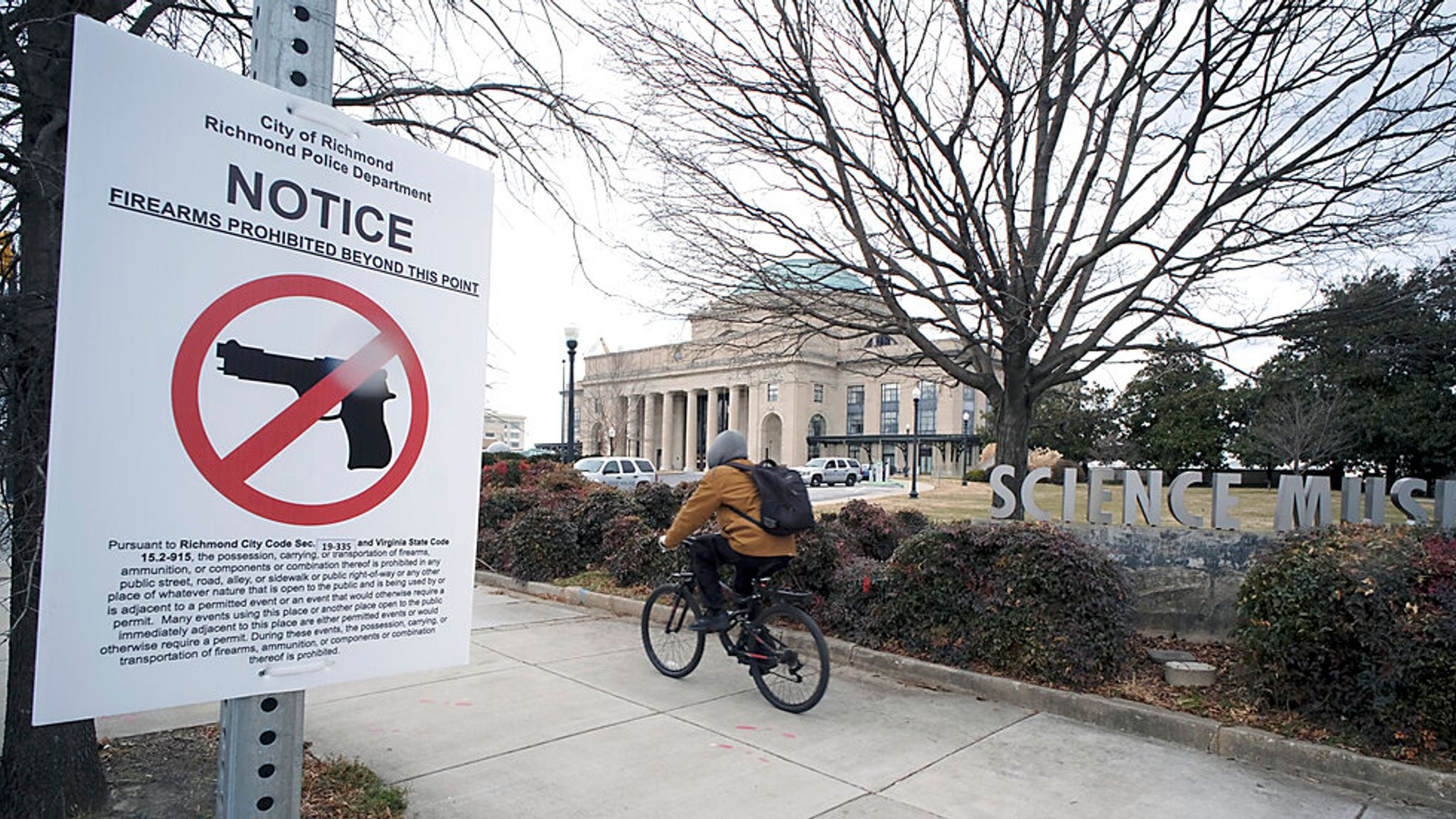 Pro-gun and anti-government: Suspicion and fear on America's streets ...